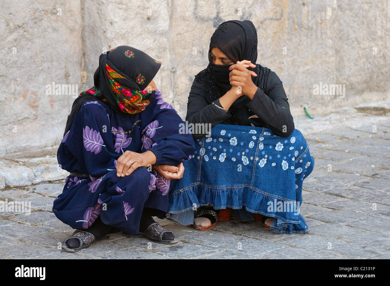 Women in traditional clothes damascus hi-res stock photography and ...