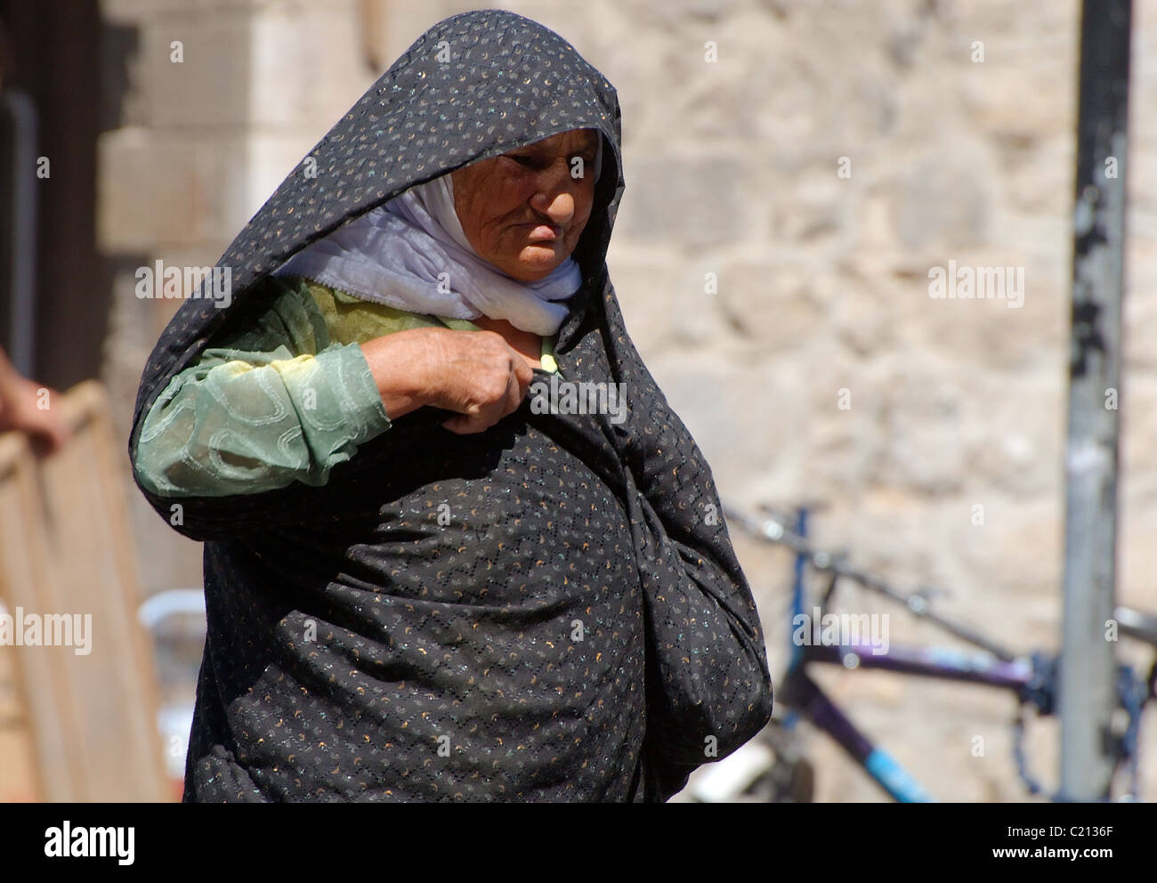 Women in traditional clothes damascus hi-res stock photography and ...