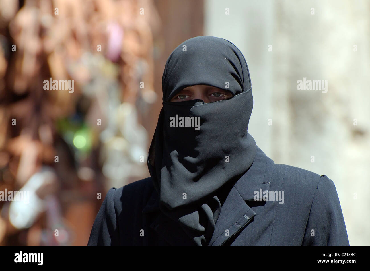 Women in traditional clothes damascus hi-res stock photography and ...