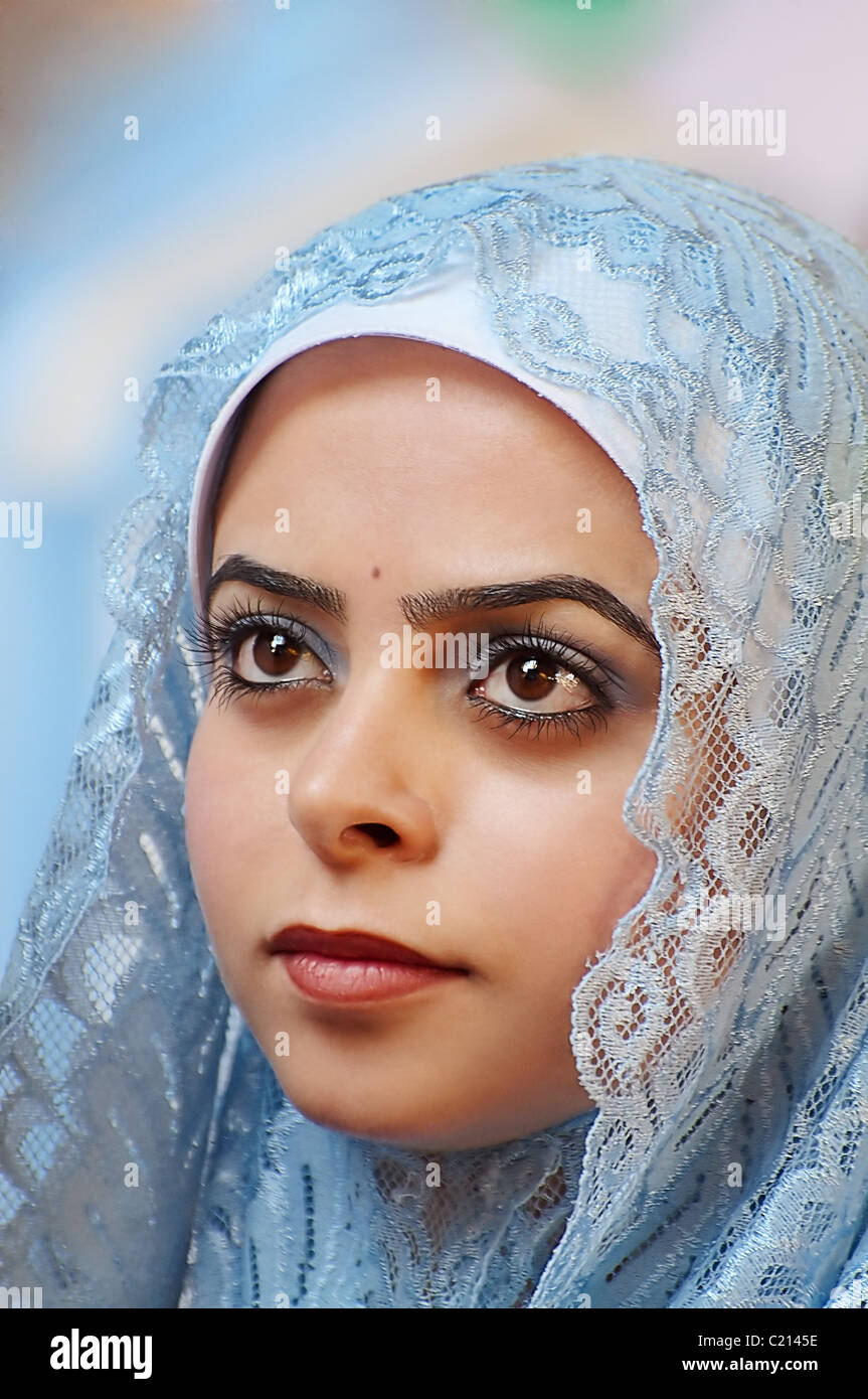 Women in traditional clothes damascus hi-res stock photography and ...