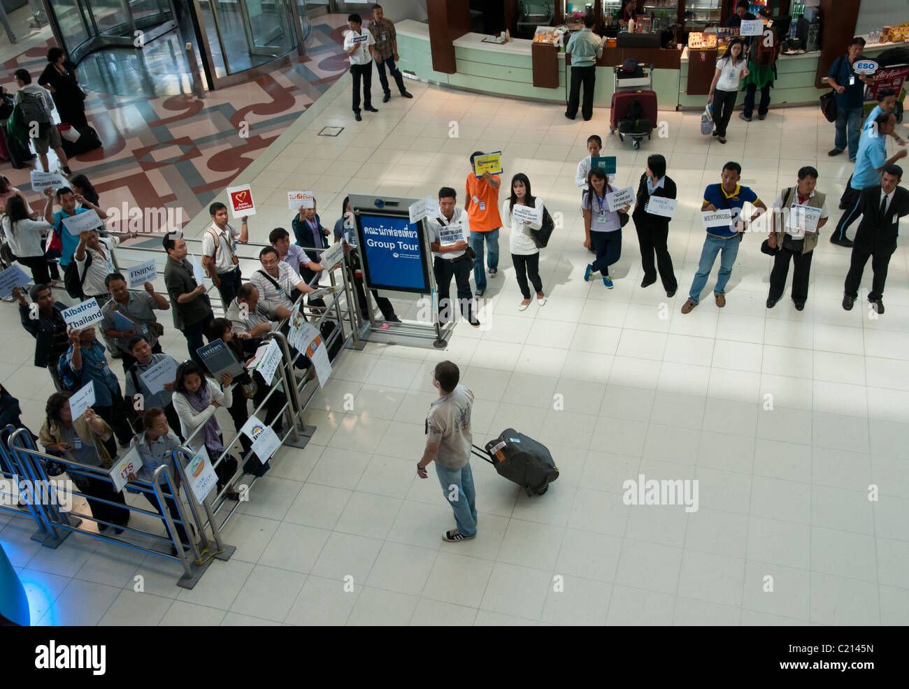 Travelers in arrival hall hi-res stock photography and images - Alamy