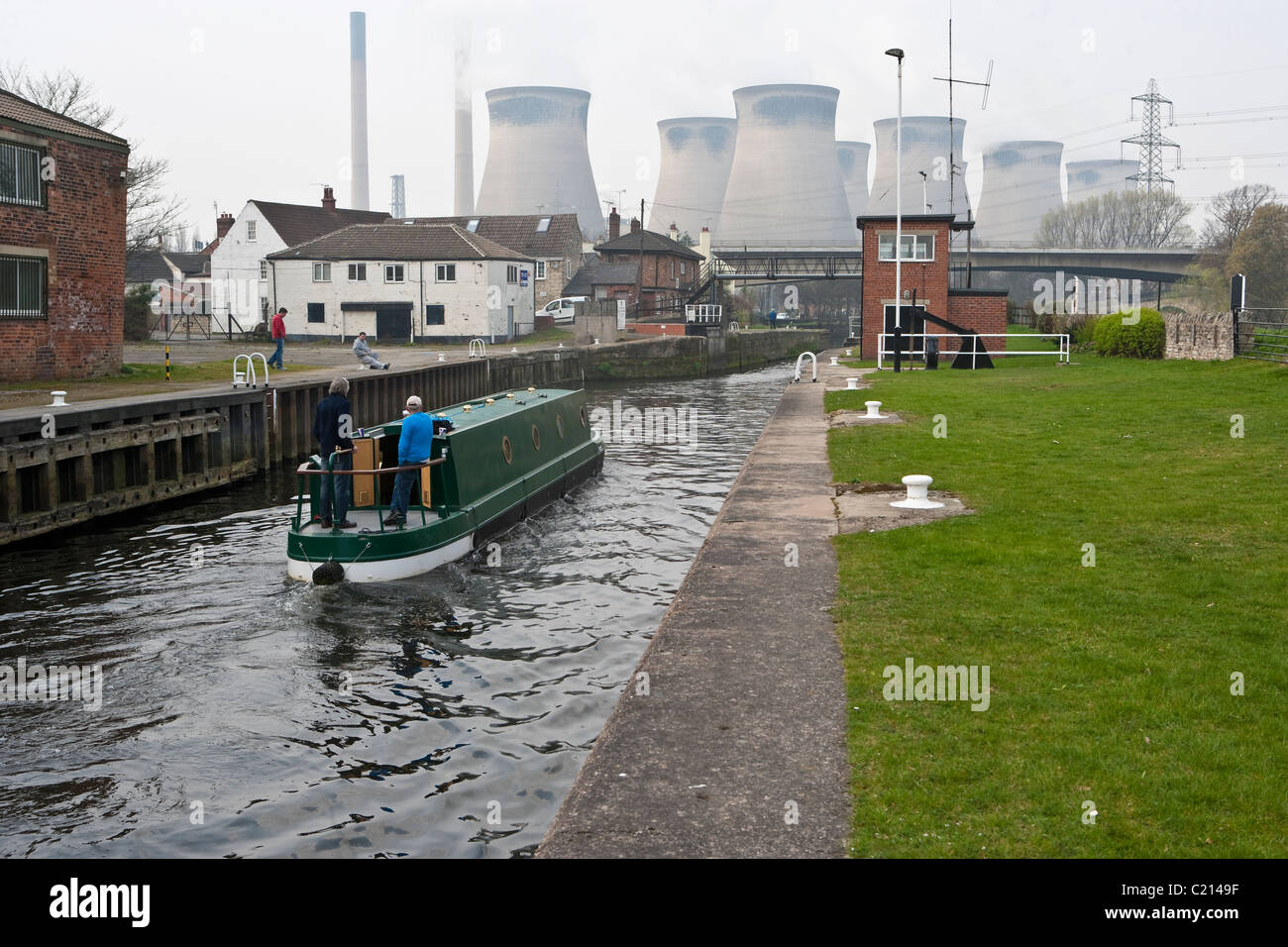 Ferrybridge Lock on the Aire & Calder Navigation looking towards ...