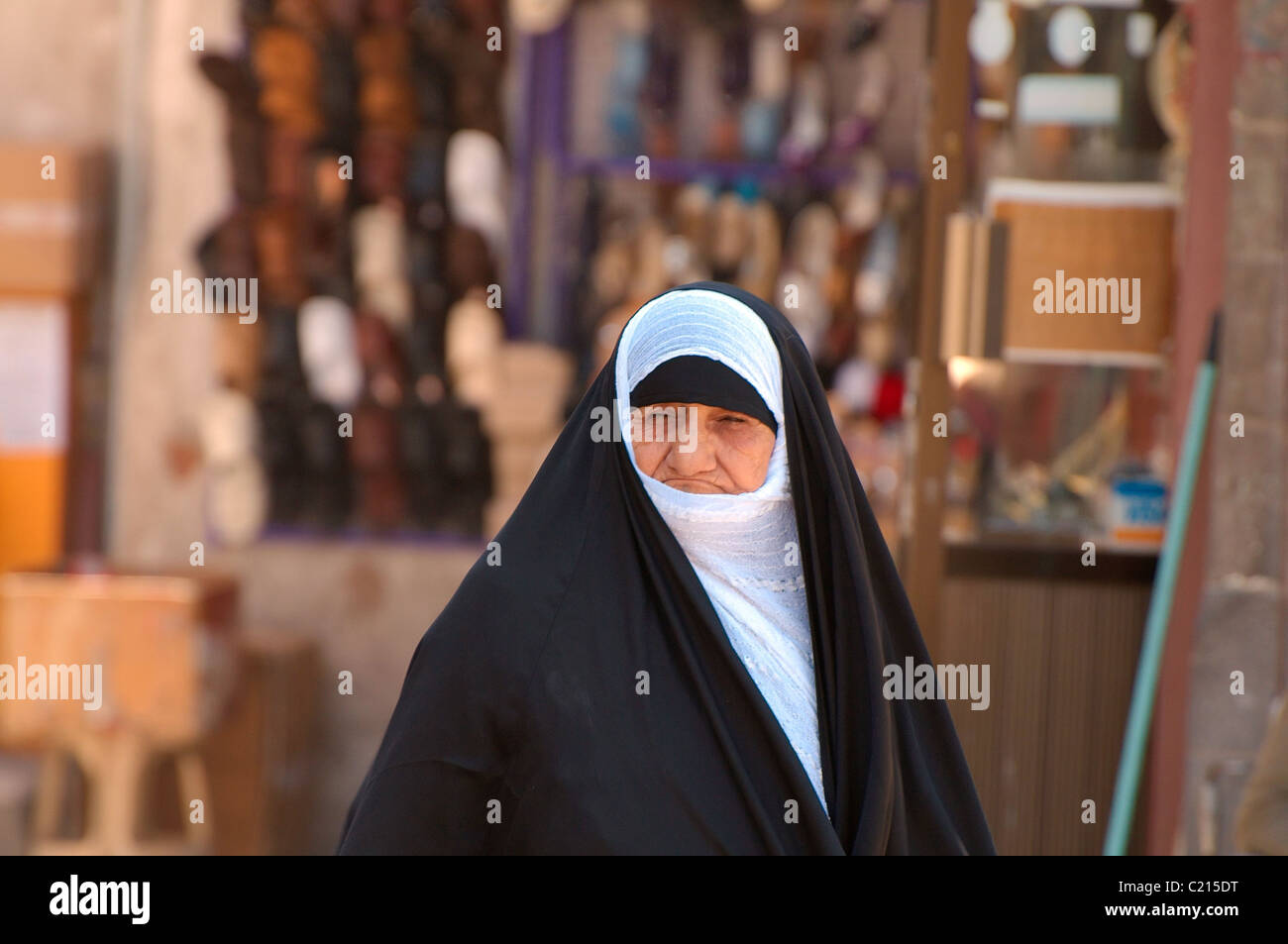 Women in traditional clothes damascus hi-res stock photography and ...
