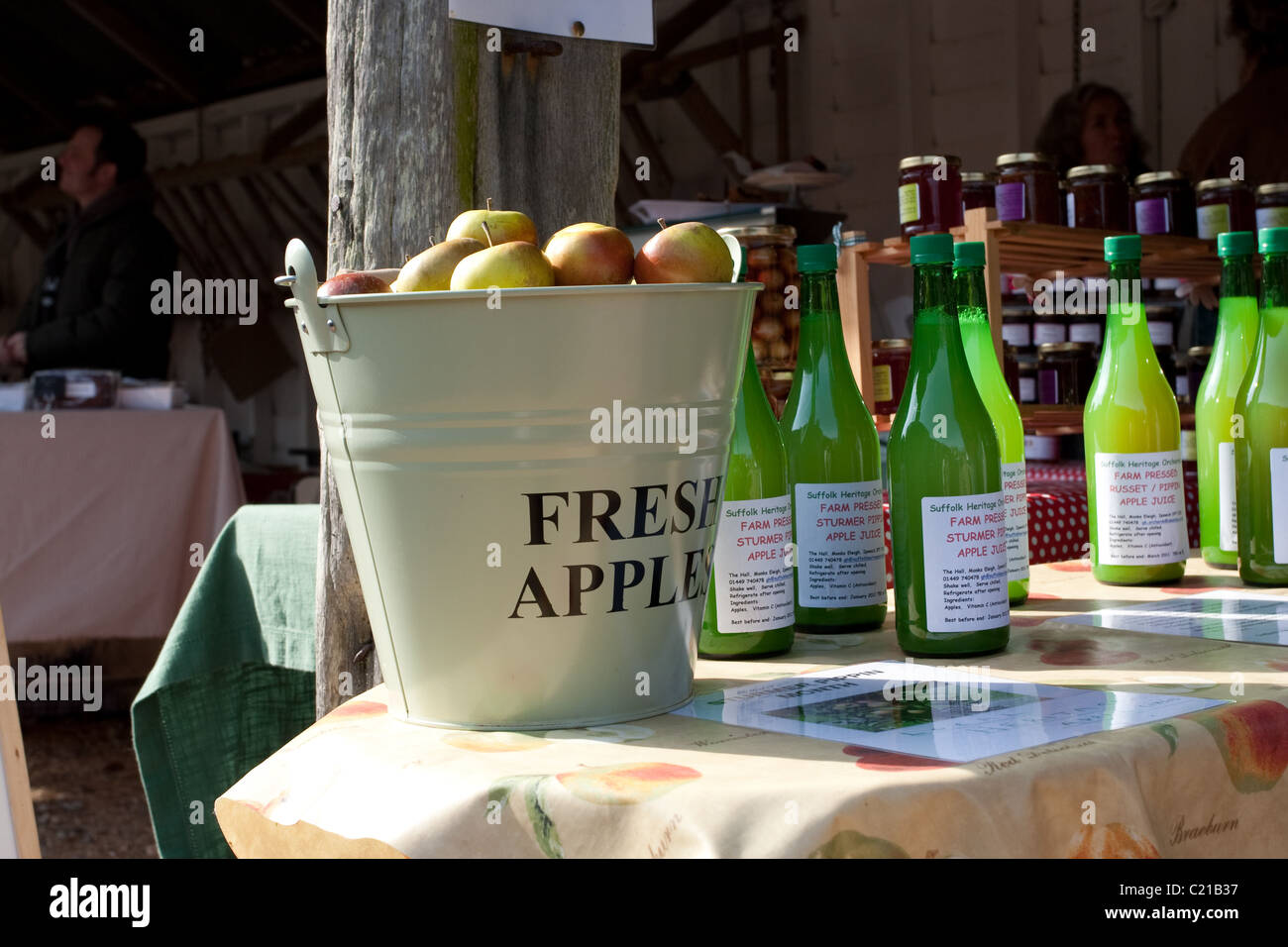 Locally produced organic apple juice at a market stall Stock Photo - Alamy