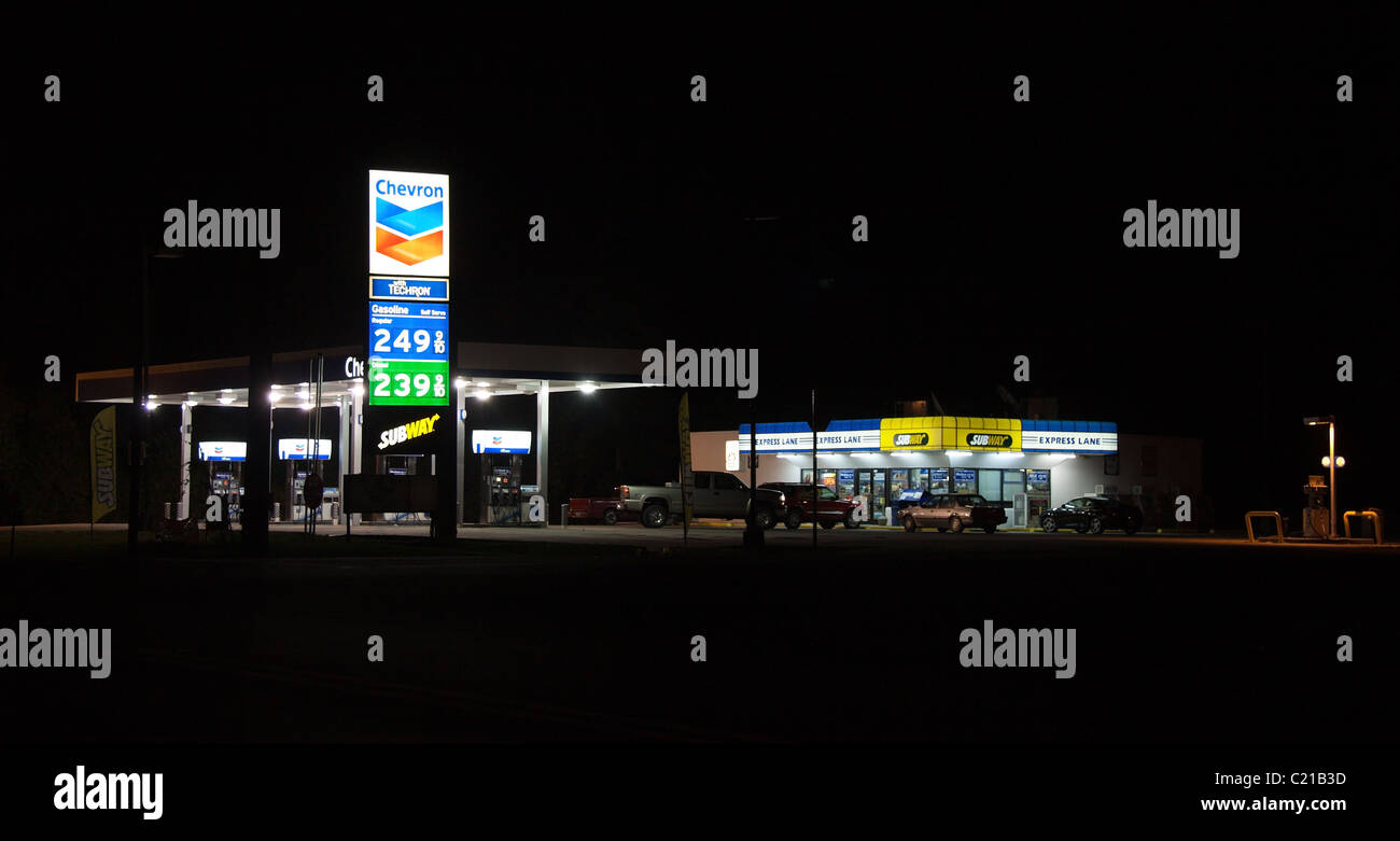 Rural convenience store in Florida at night Stock Photo - Alamy