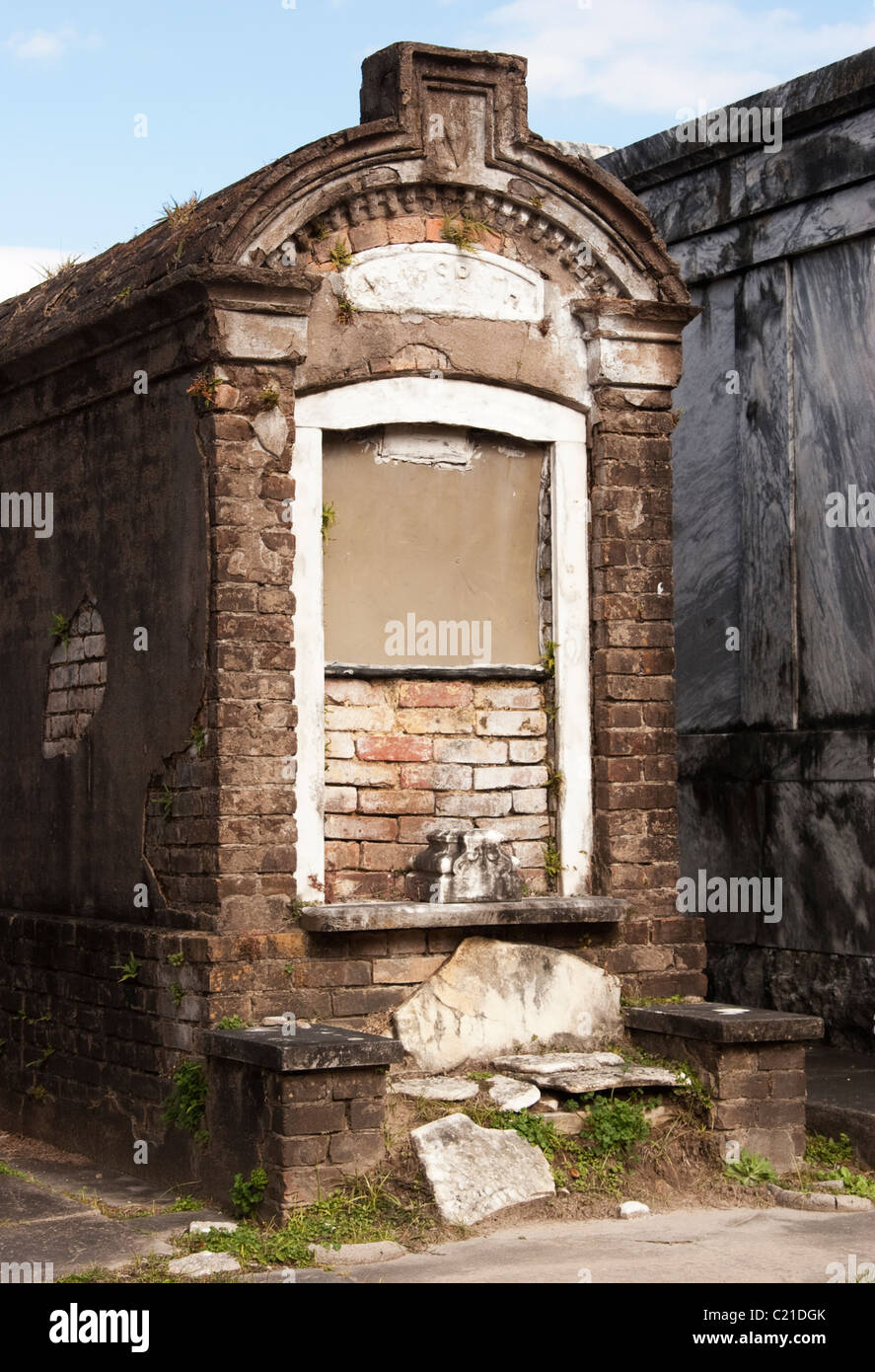 Above ground tomb hi-res stock photography and images - Alamy