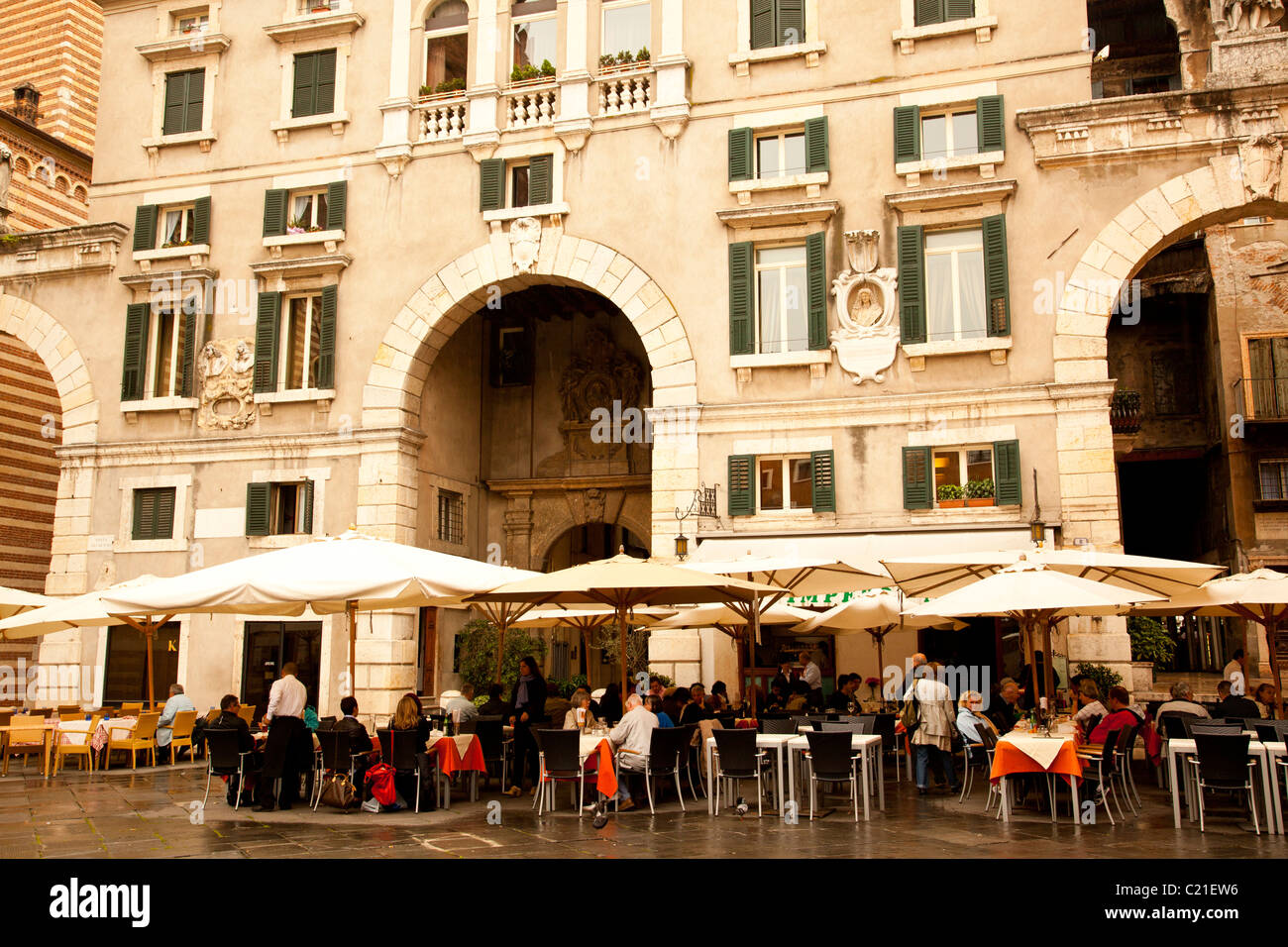 Outdoor cafe in Verona Italy Stock Photo - Alamy