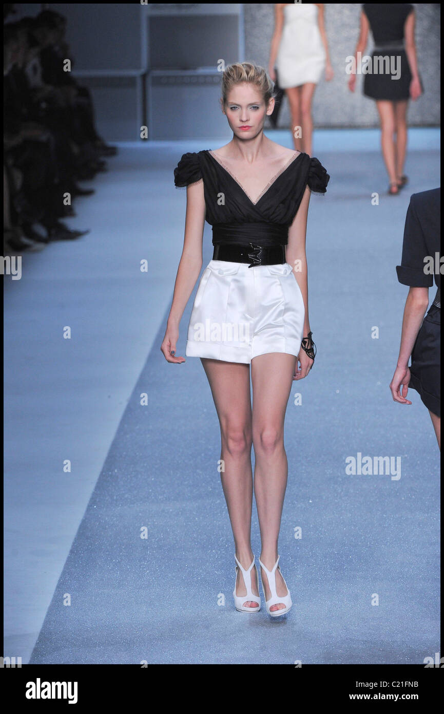 Model Paris Fashion Week Spring/Summer ready to wear 2010 Karl ...