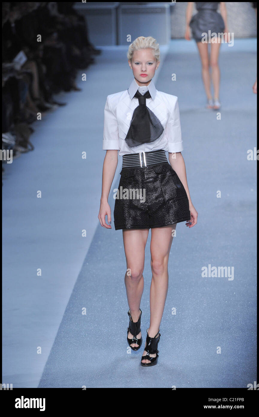 Model Paris Fashion Week Spring/Summer ready to wear 2010 Karl ...
