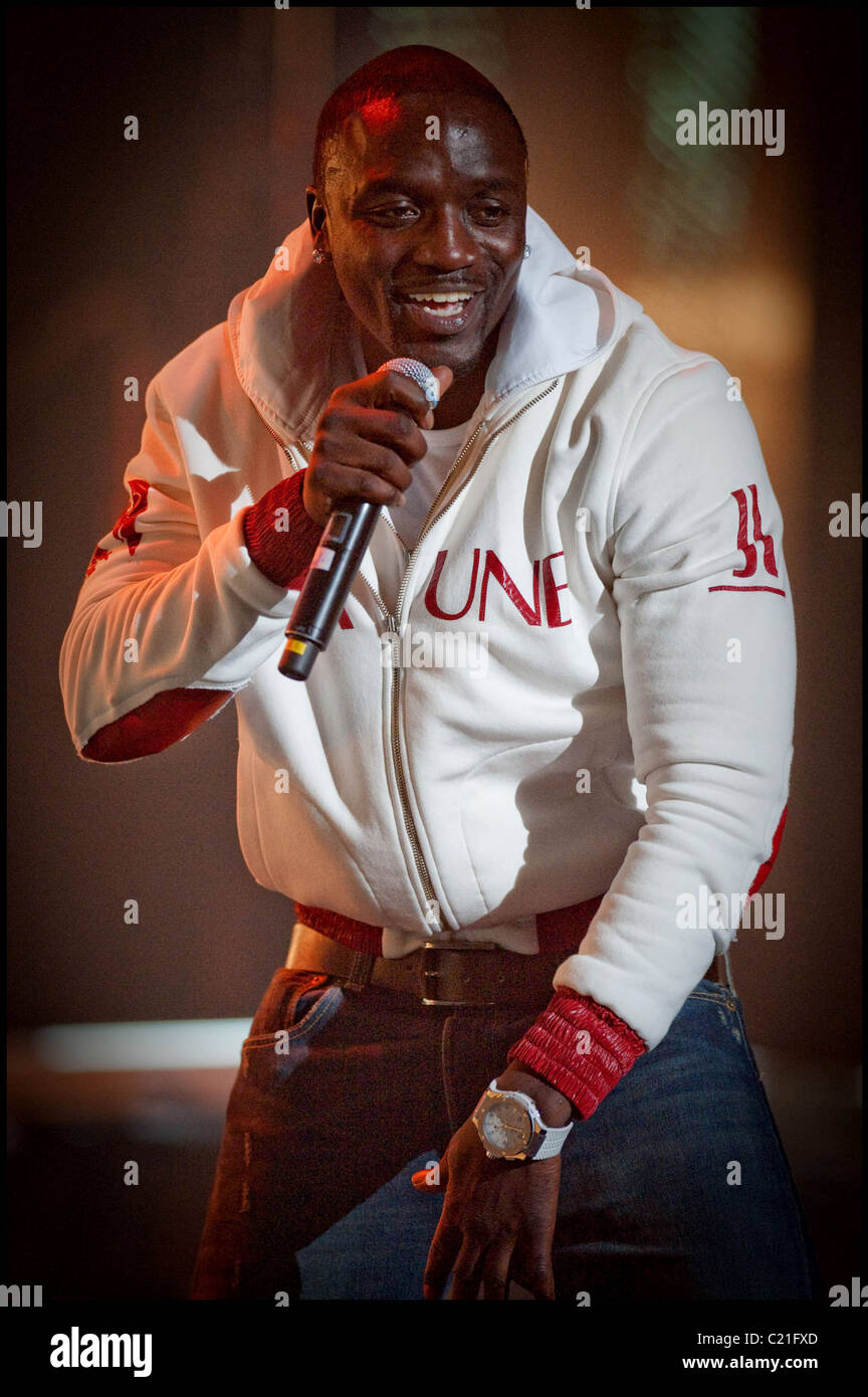 Akon performing live at "Orange Rockcorps" at Le Zenith theatre Paris ...