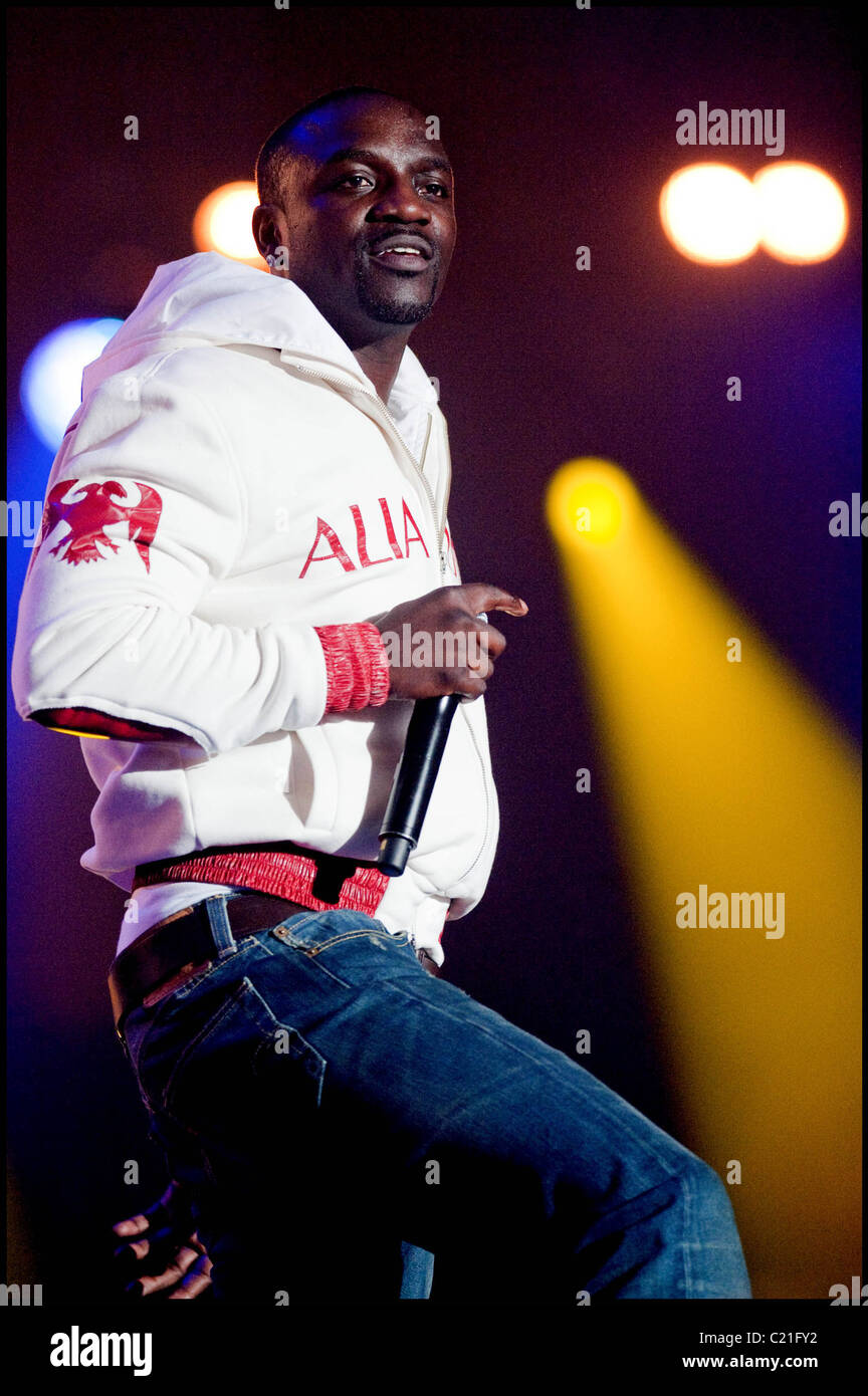 Akon performing live at "Orange Rockcorps" at Le Zenith theatre Paris ...