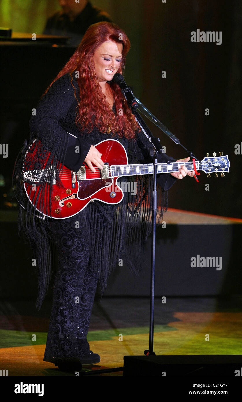 Wynonna judd performing hi-res stock photography and images - Alamy