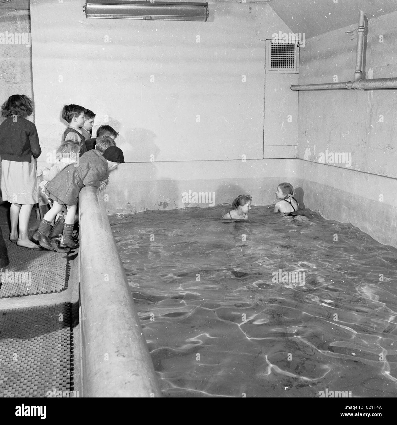1950s swimming pool hi-res stock photography and images - Alamy