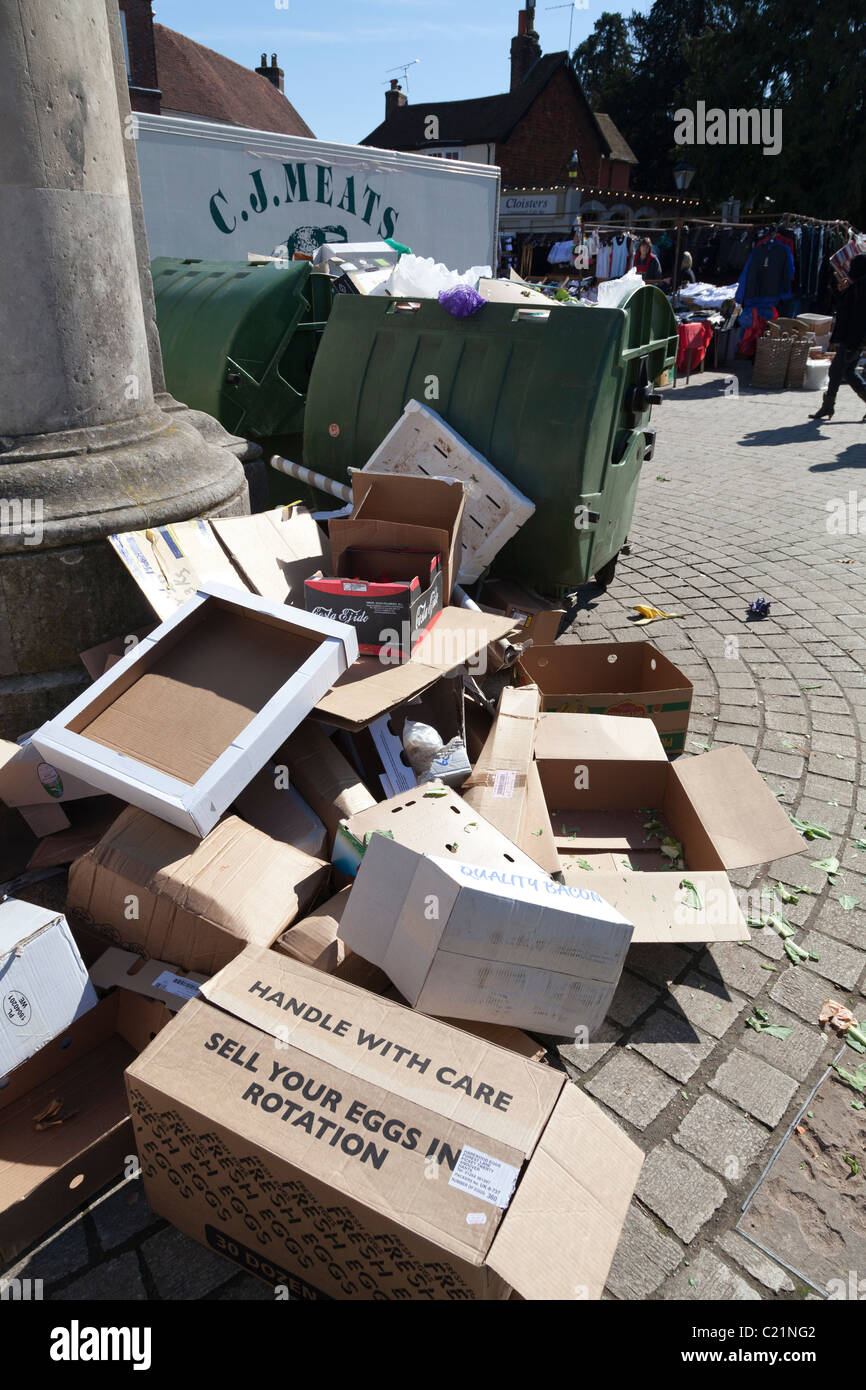 rubbish and boxes discarded by market traders Stock Photo - Alamy