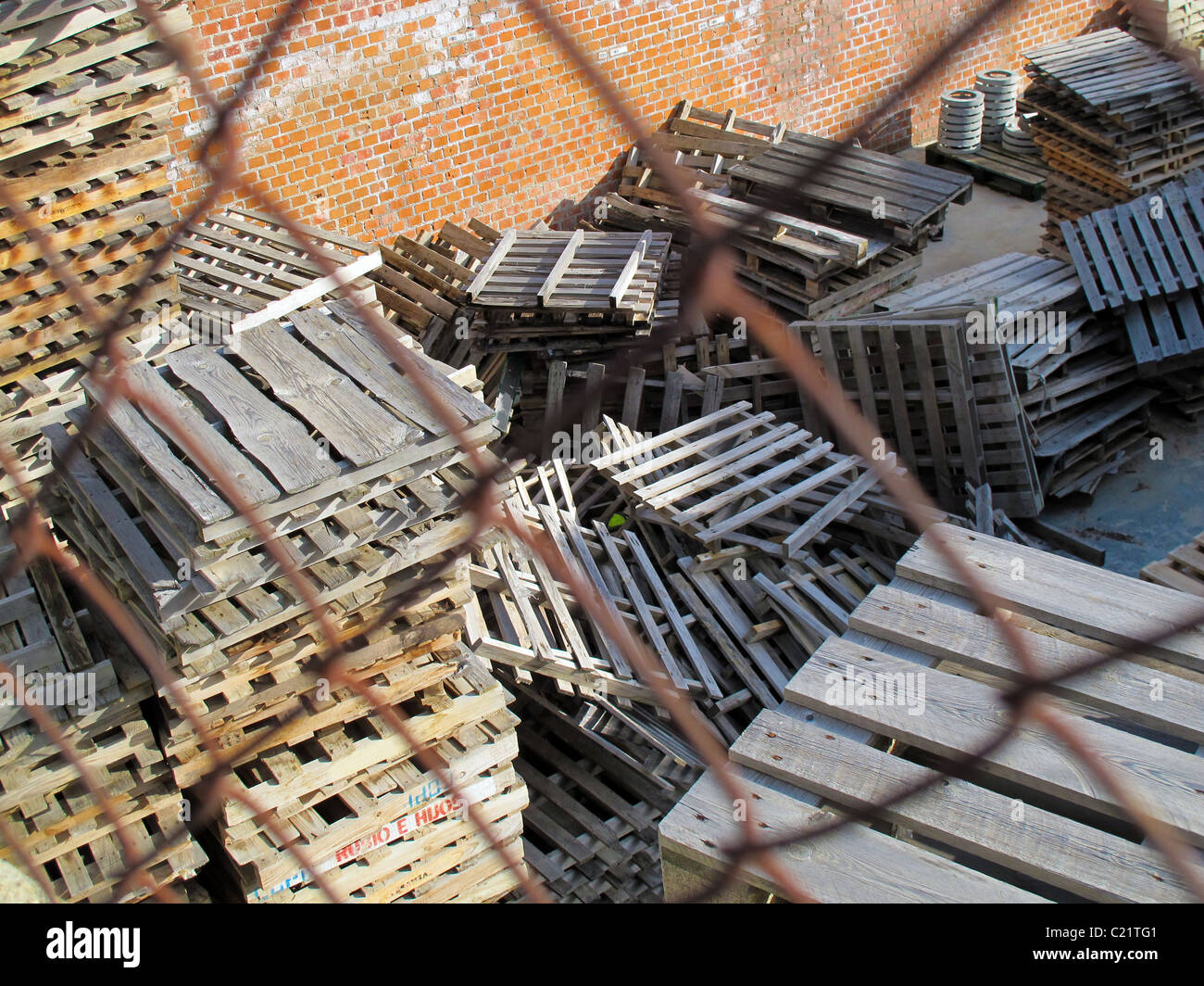 Abandoned pallet hi-res stock photography and images - Alamy