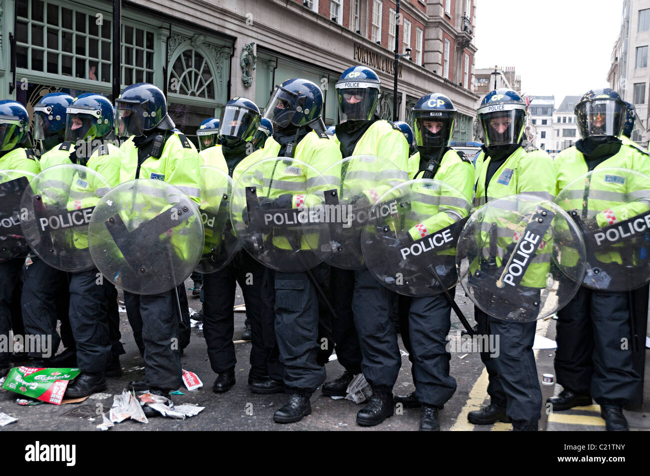 Police in riot gear london hi-res stock photography and images - Alamy