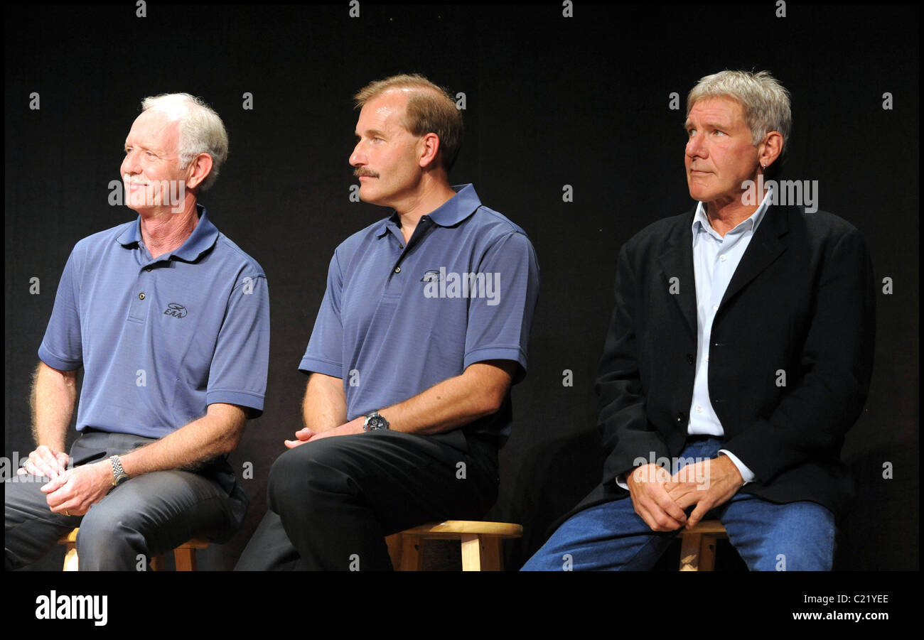 Captain Chesley 'Sully' Sullenberger, First Officer Jeffrey Skiles and ...