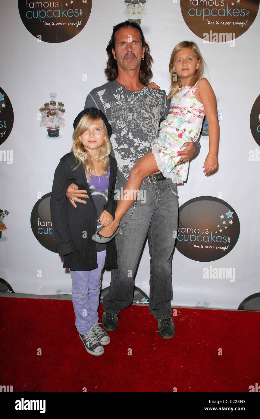 Lorenzo Lamas with his daughters Victoria Lamas and Elizabeth Lamas ...