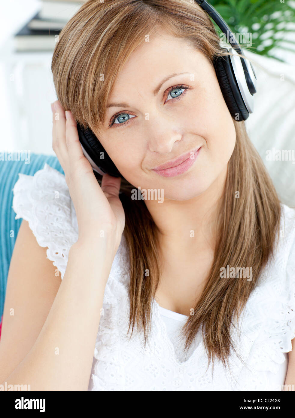 Listen music in headphones hi-res stock photography and images - Alamy