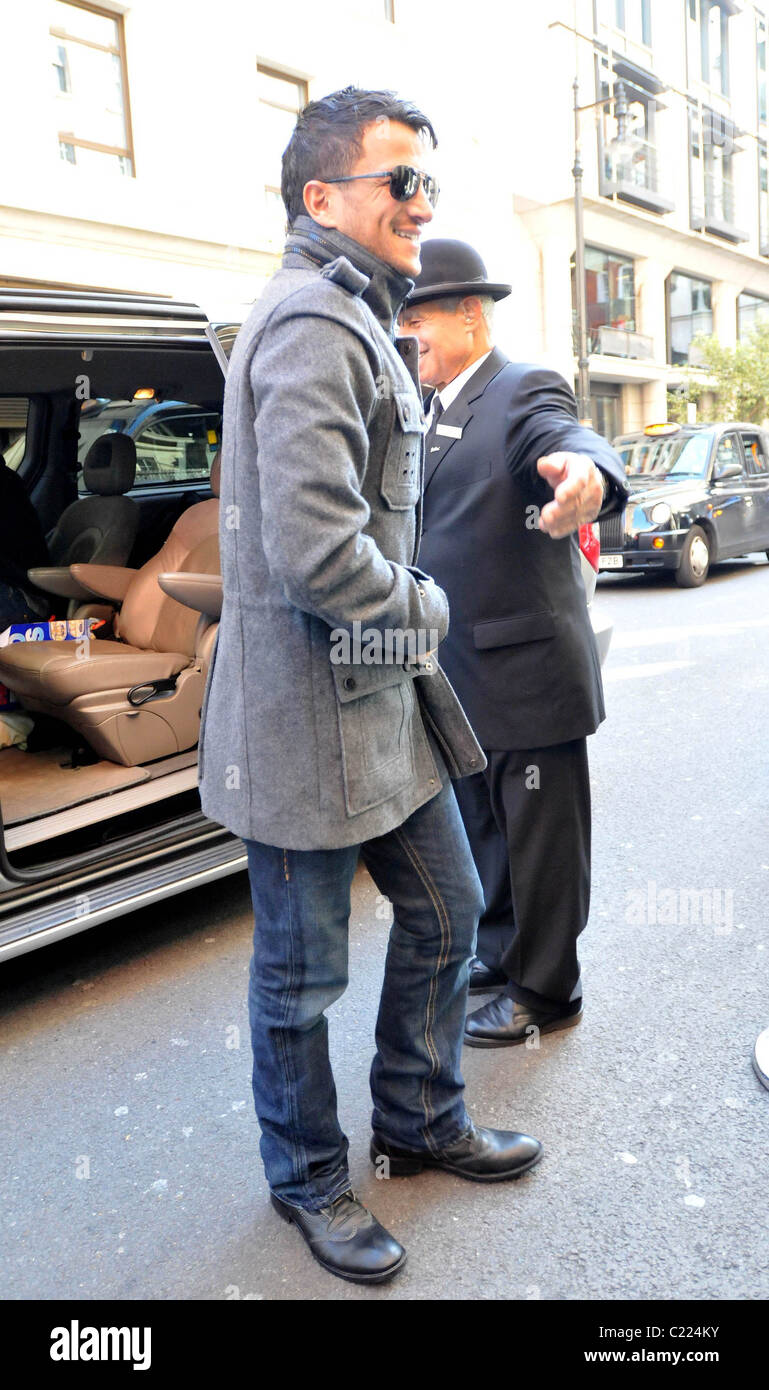 Peter Andre arriving at his hotel in central London London, UK - 08.10. ...