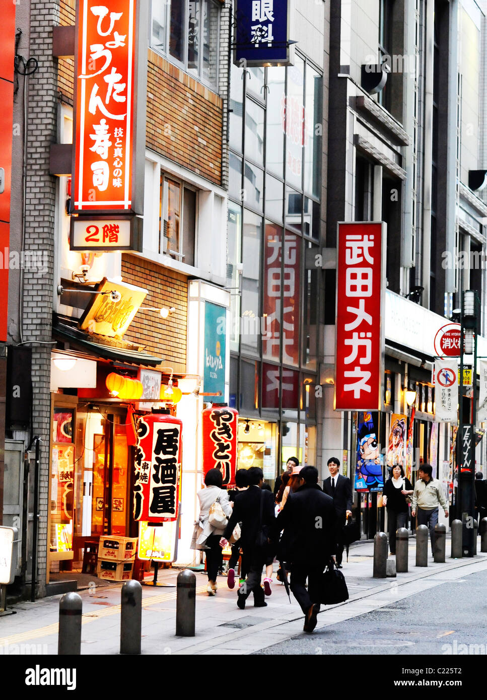 Japanese street scene hi-res stock photography and images - Alamy