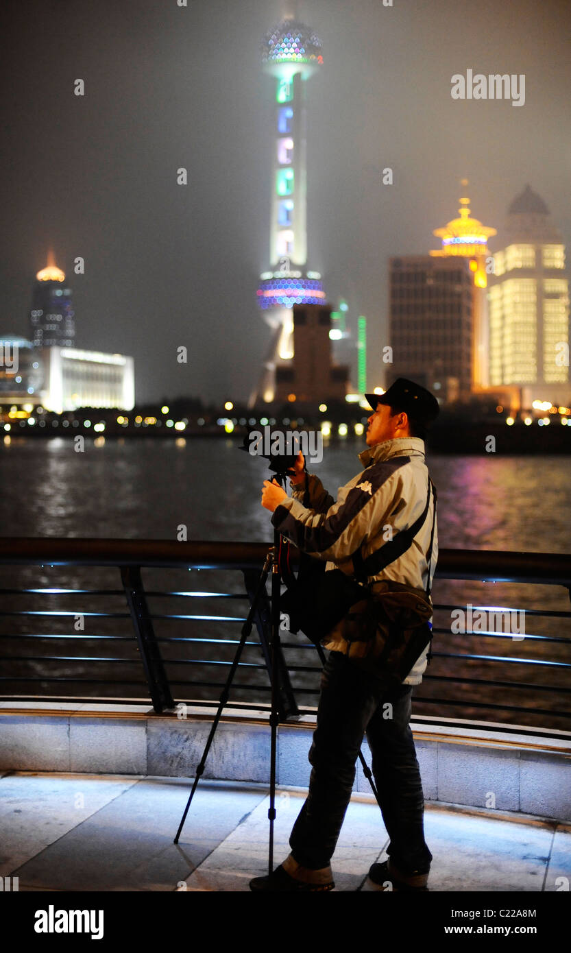 Tourist photographing the Shanghai skyline Stock Photo - Alamy