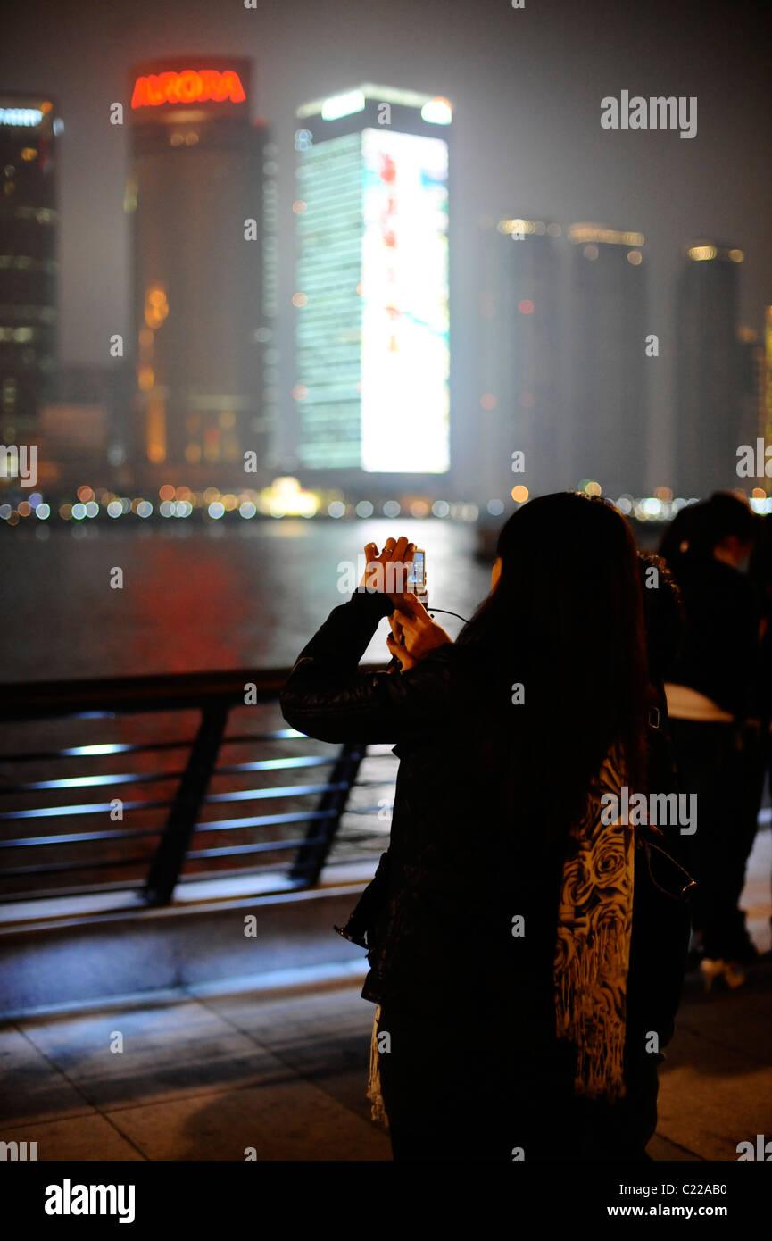 Tourist photographing the Shanghai skyline Stock Photo - Alamy