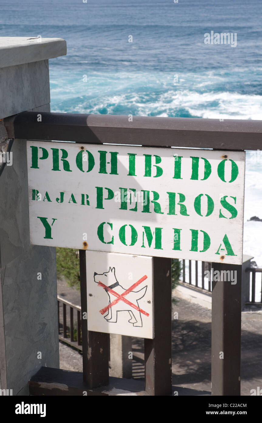 Dogs banned from beach sign hi-res stock photography and images - Alamy