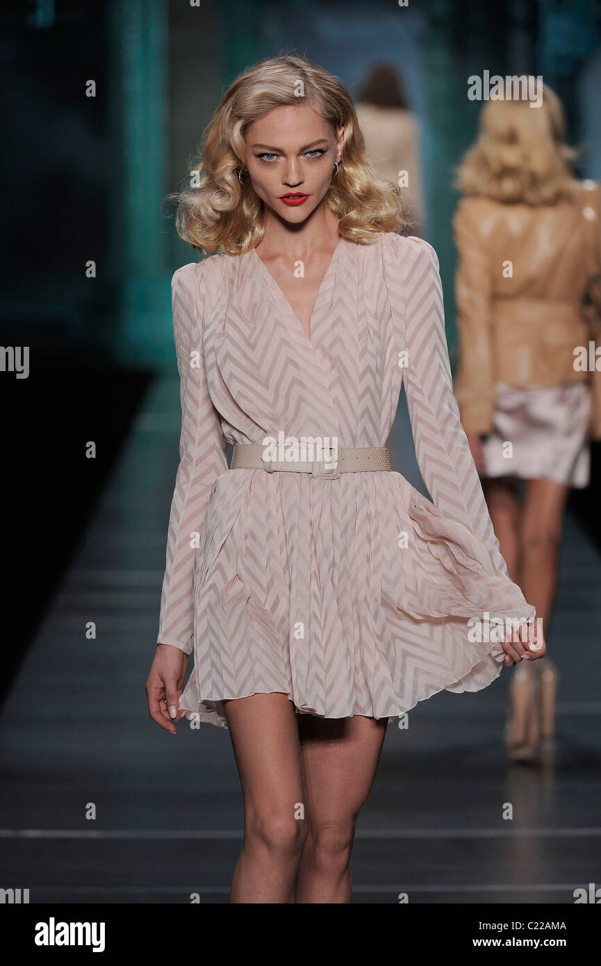 Model Paris Fashion Week Spring/Summer 2010 Ready To Wear - Christian ...