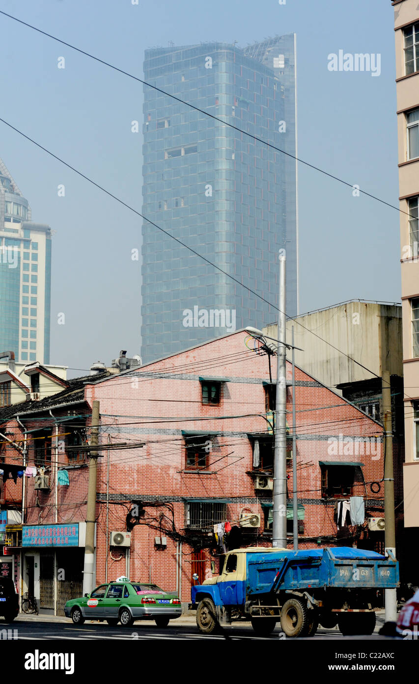 Shanghai skyline old and new hi-res stock photography and images - Alamy