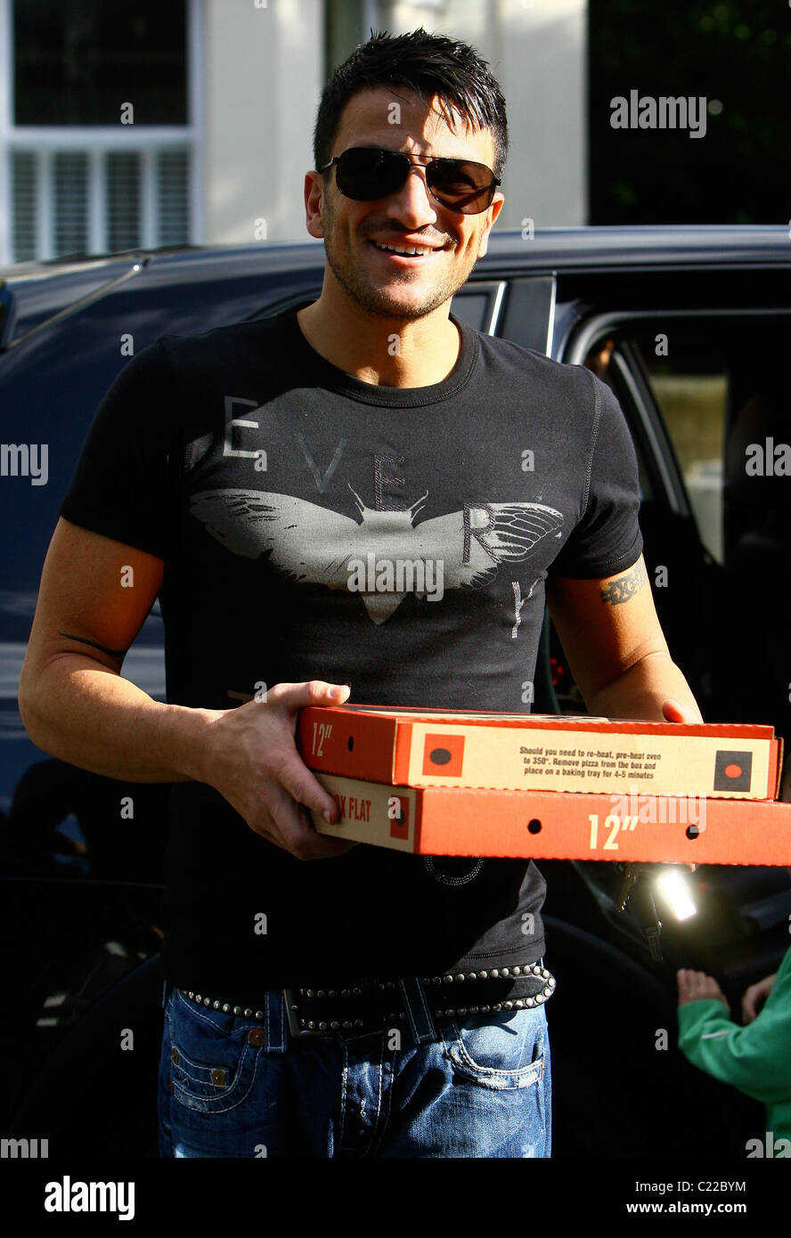 Peter Andre taking pizza back for his brother after visiting a ...