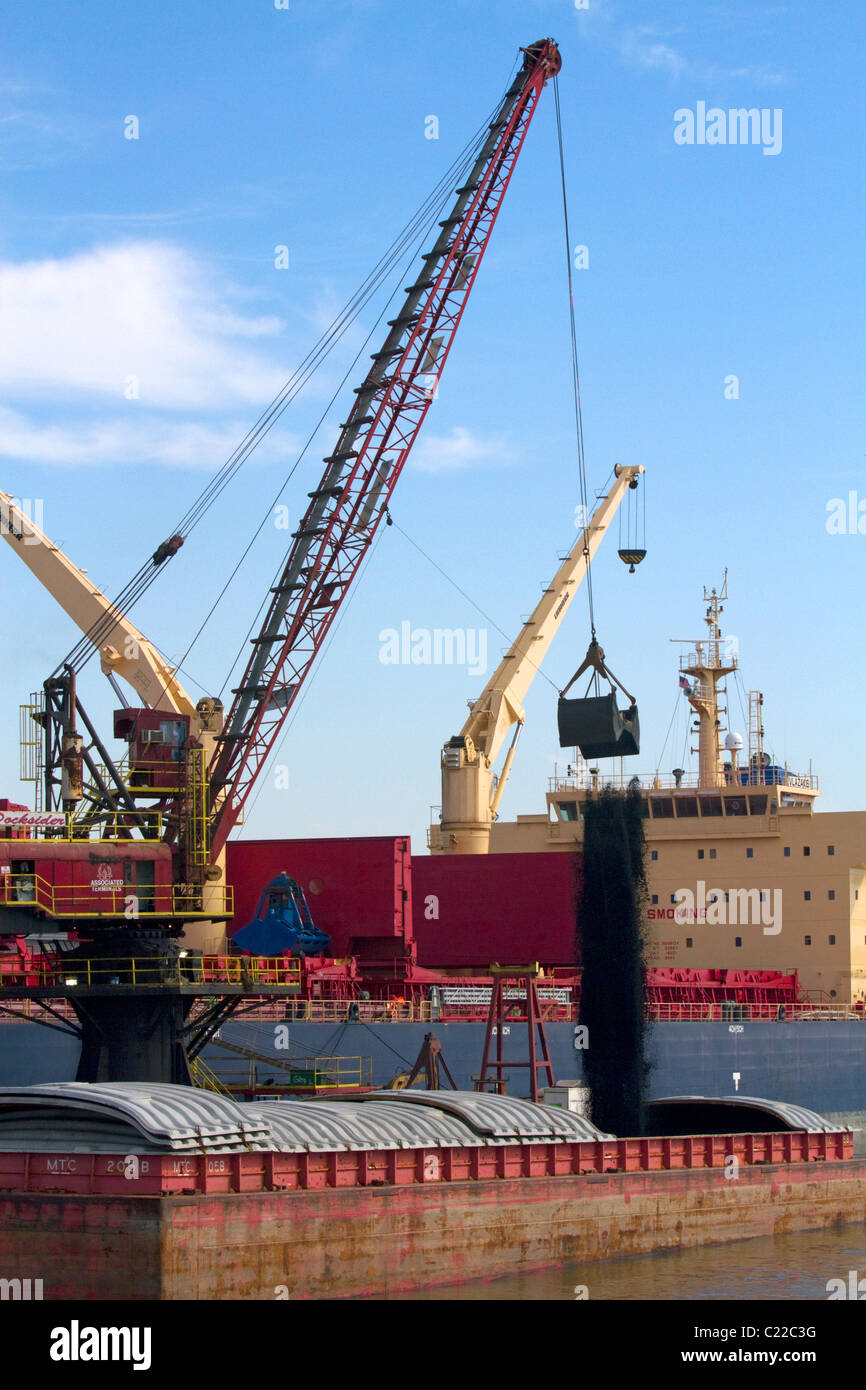 Mississippi river barge transport hi-res stock photography and images ...