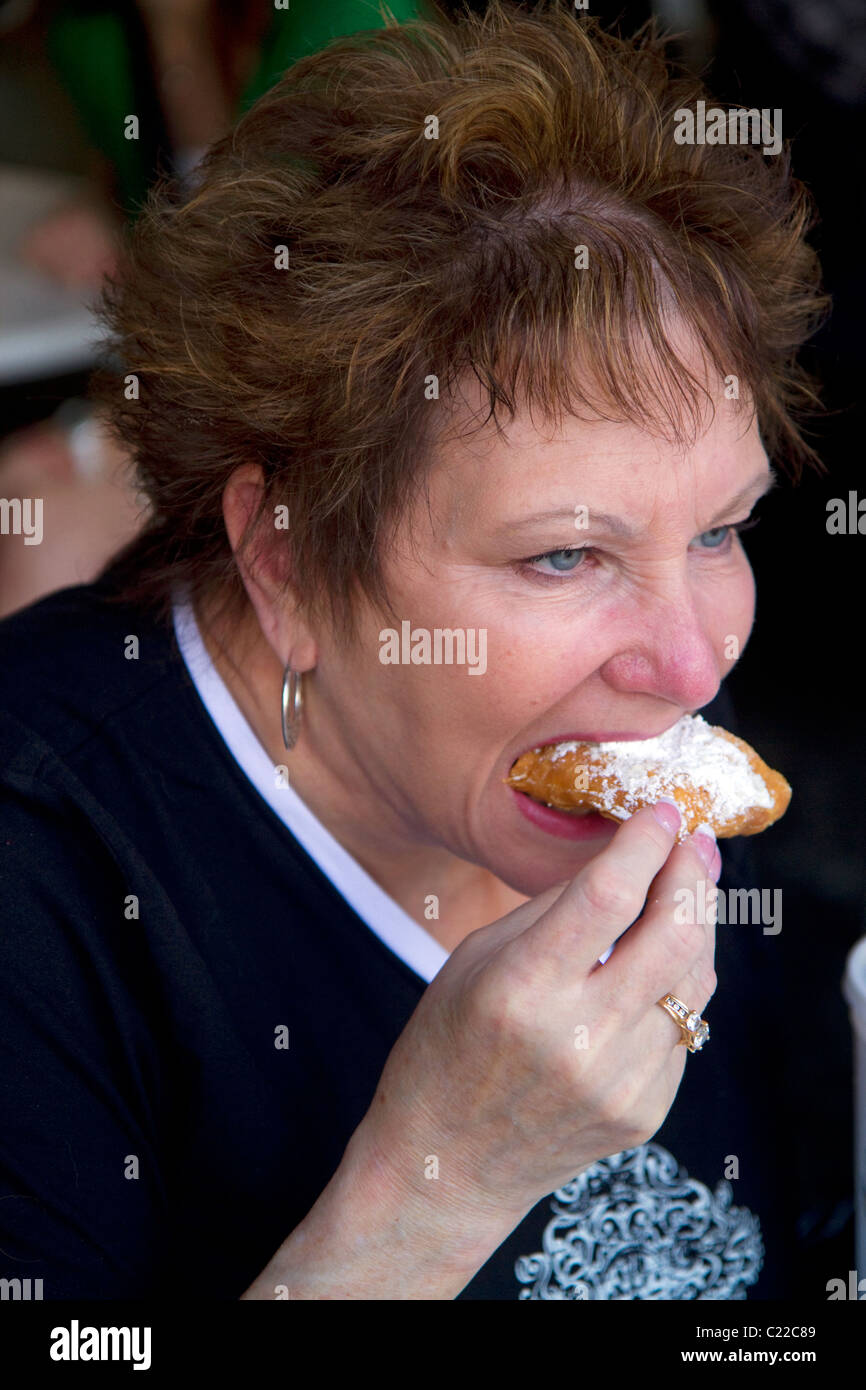Cafe du monde new orleans beignet hi-res stock photography and images ...