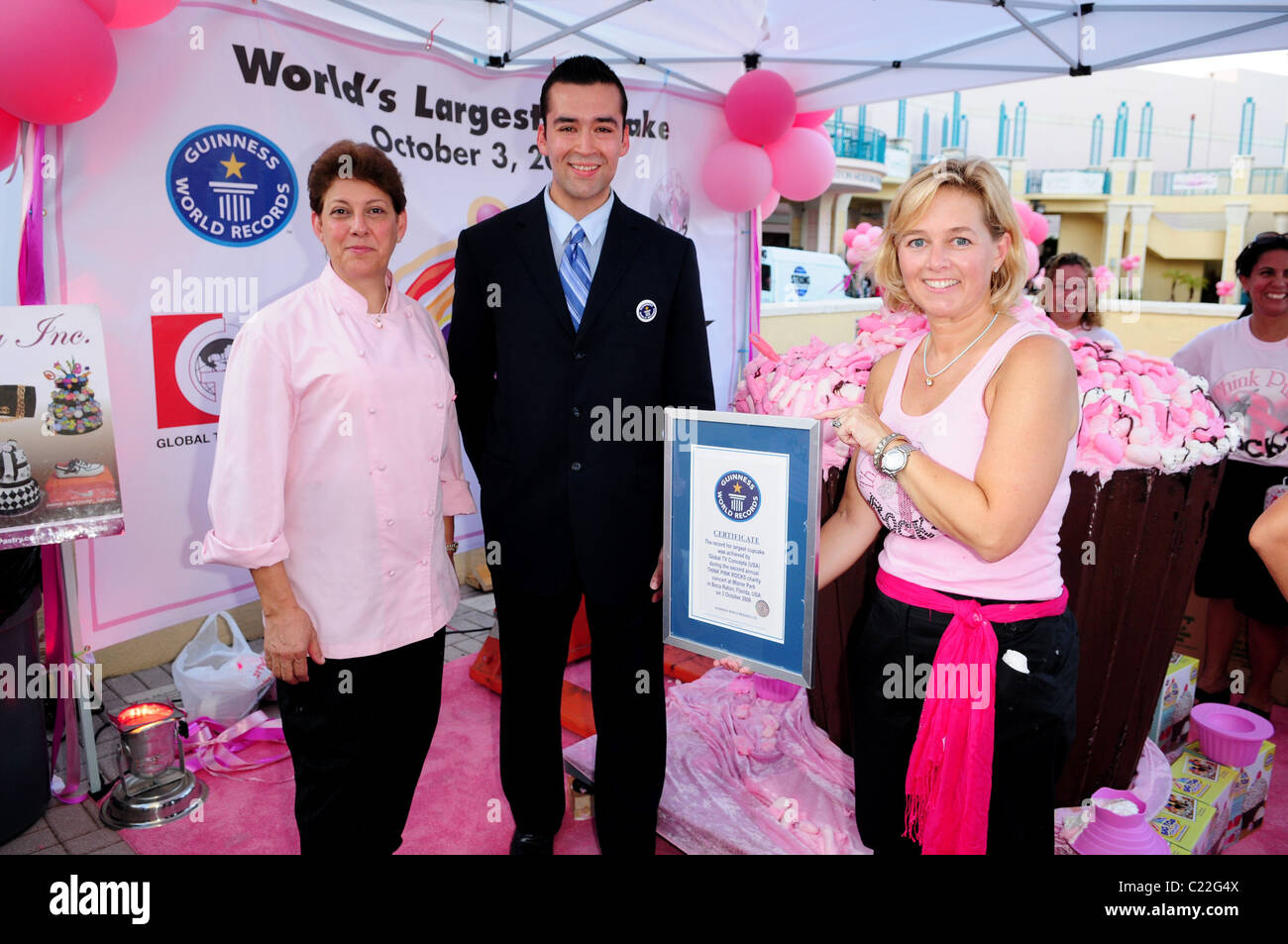 Terri Cahn, Danny Girton and Elizabeth Weprin poses with her Guinness ...