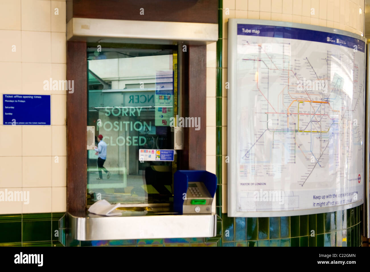 London underground ticket counter hi-res stock photography and images ...