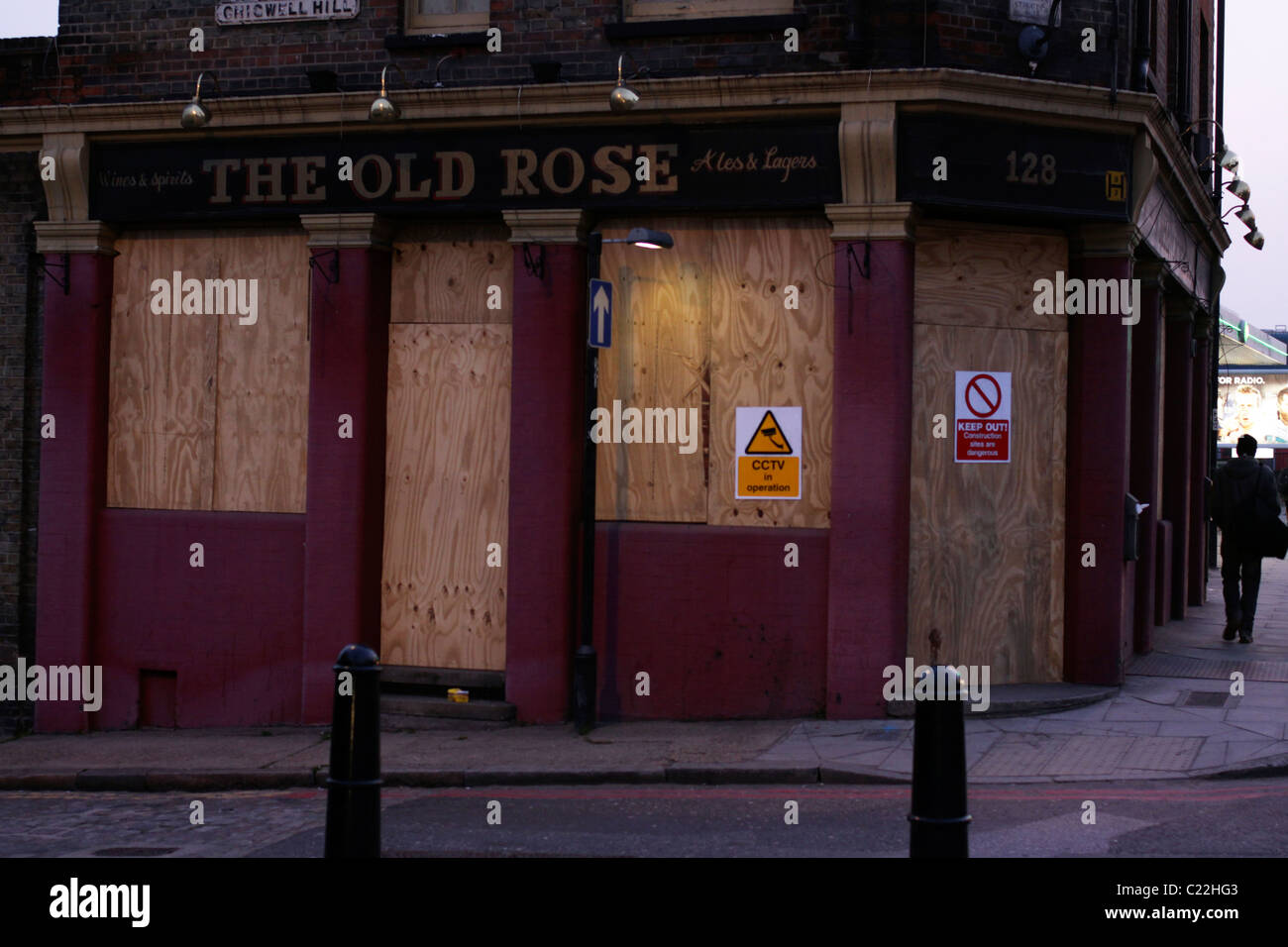 Boarded up pub in Wapping, London Stock Photo - Alamy