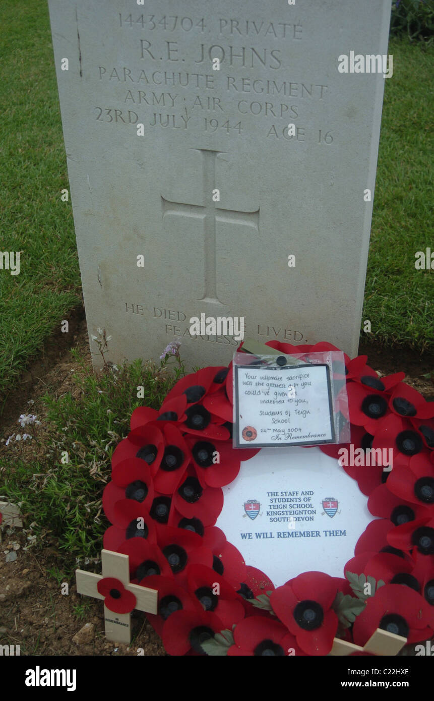 Poppys war grave cemetery hi-res stock photography and images - Alamy