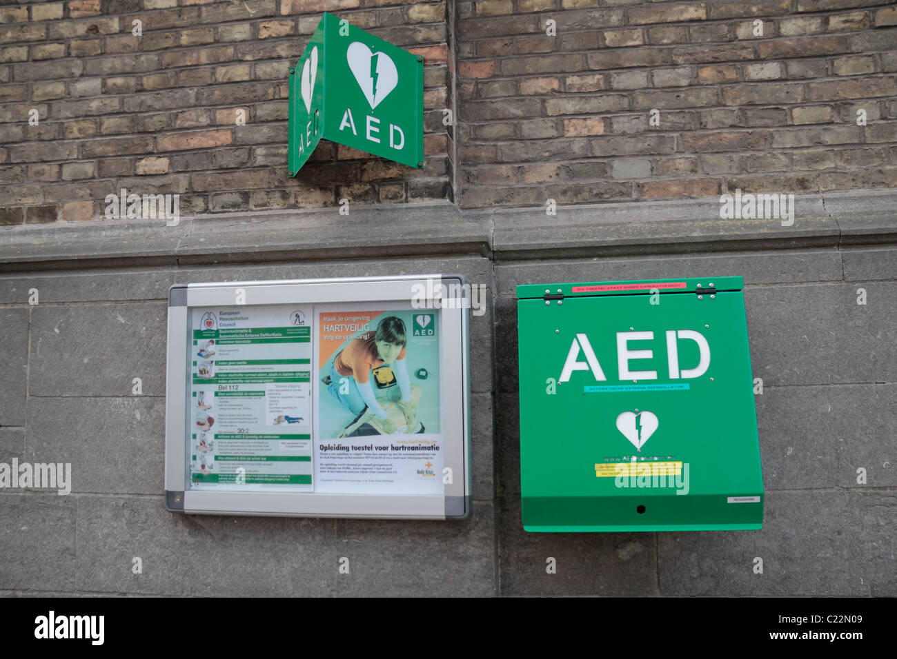 An emergency resuscitation machine (AED) with instructions on a wall in ...