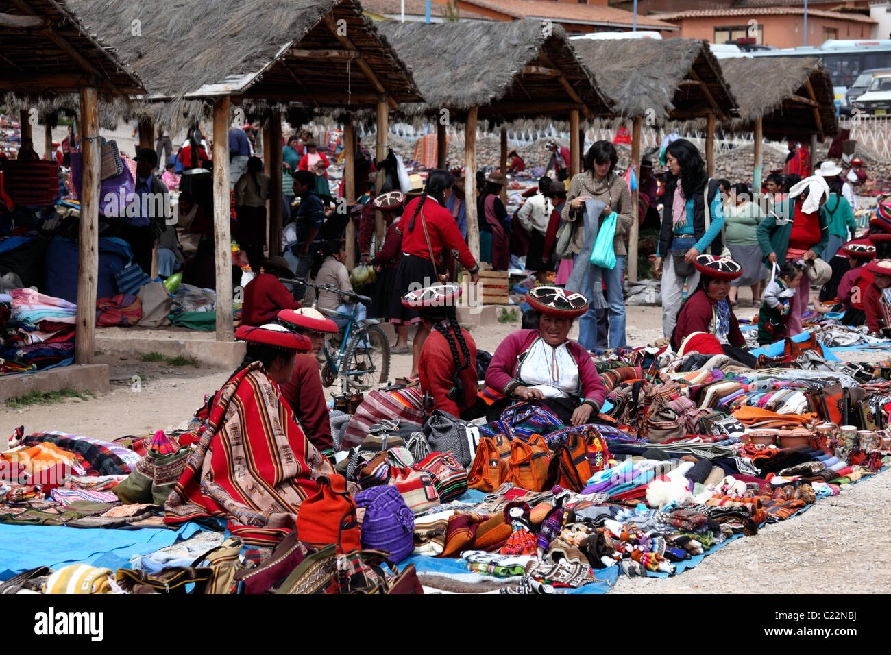 Quechua women weaving andes hi-res stock photography and images - Alamy
