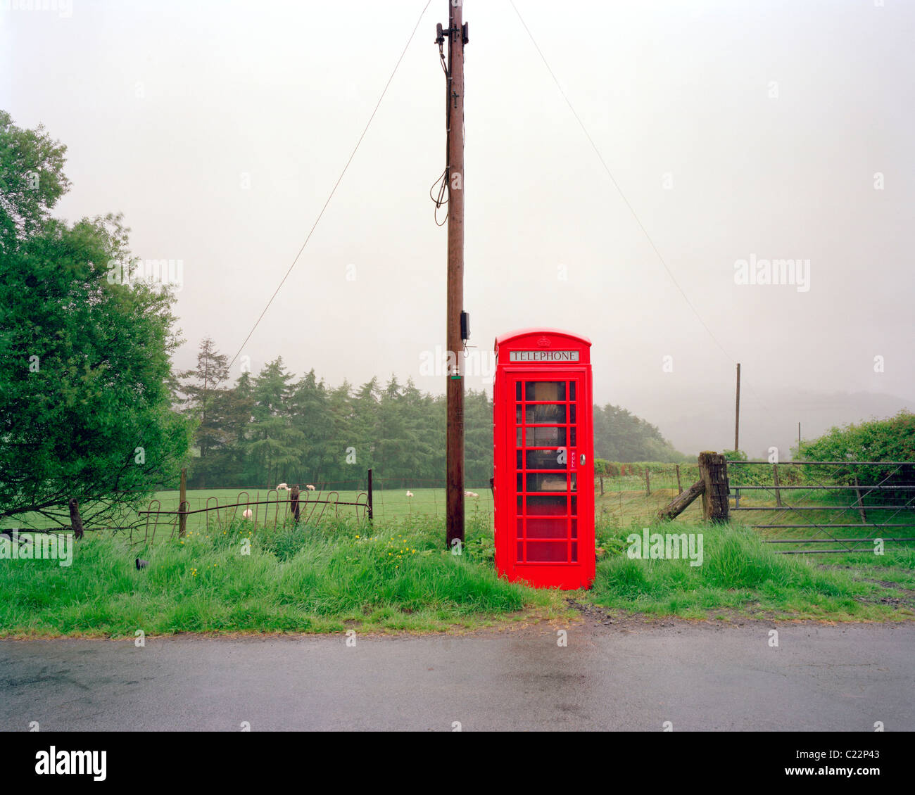 6 red telephone boxes hi-res stock photography and images - Alamy