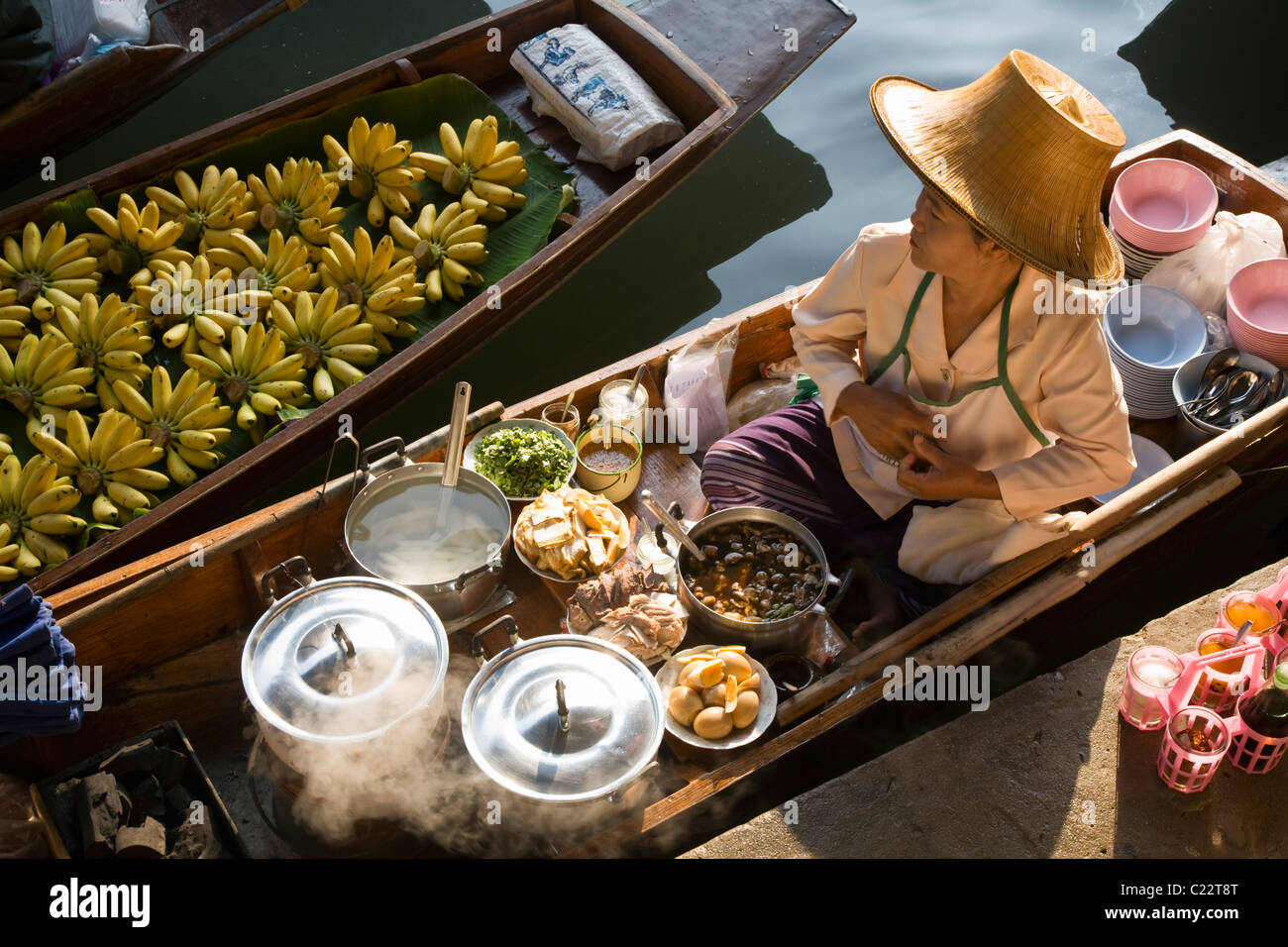Floating food stall at the Damnoen Saduak floating market. Damnoen ...