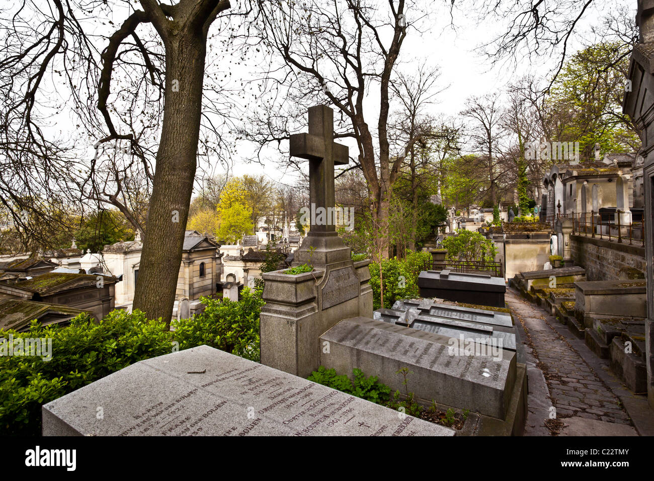A row of graves / crypts in Pere LaChaise Cemetery, Paris France Stock ...