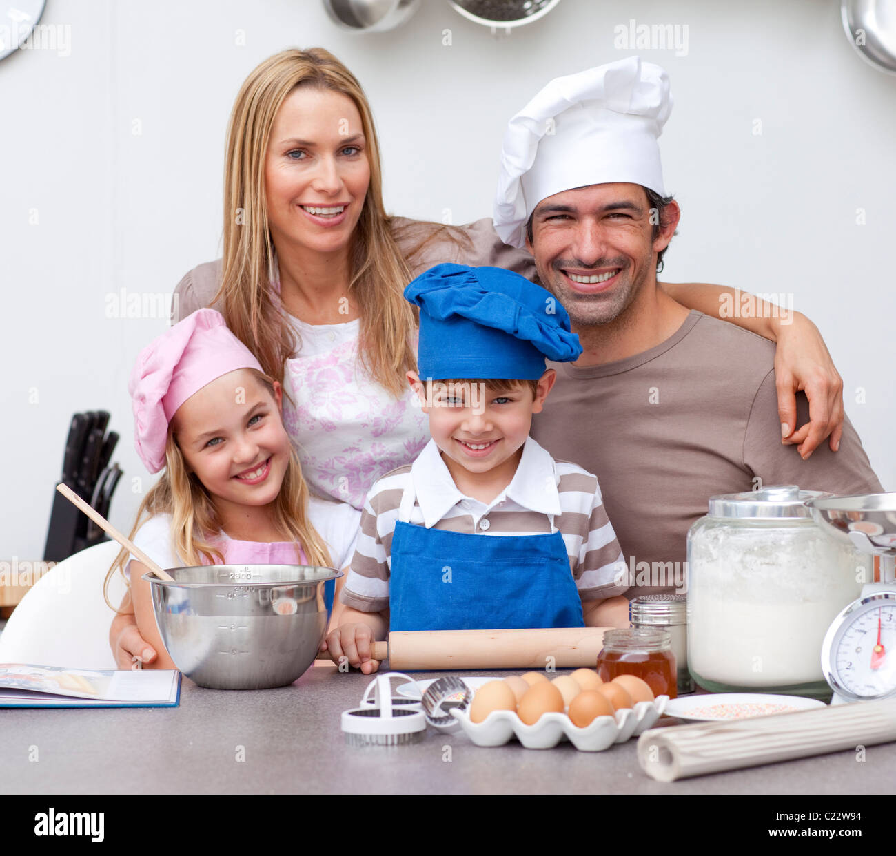 Children helping mom in kitchen hi-res stock photography and images - Alamy