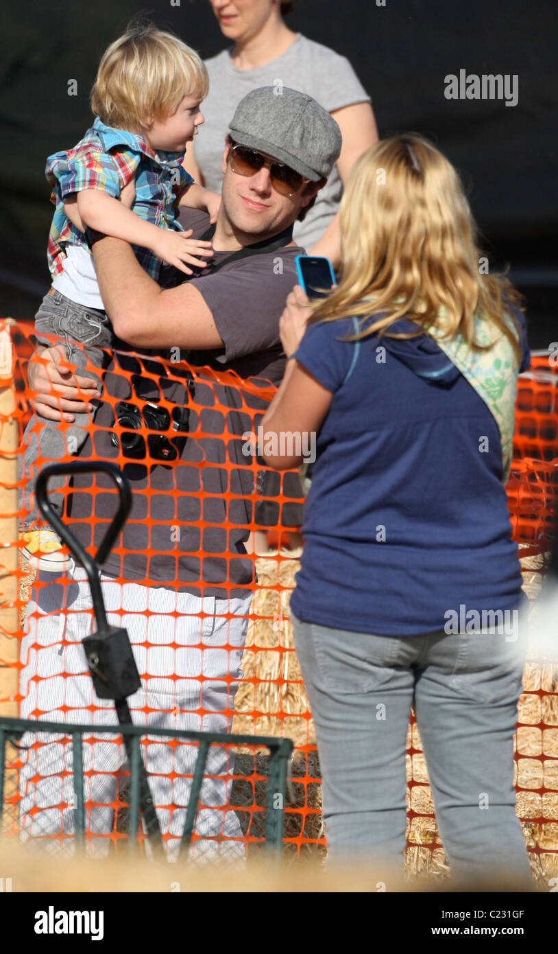 Nicole Sullivan and husband Jason Packham take their son Dashel Pierce ...