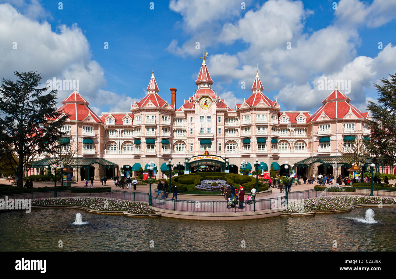 Paris disneyland entrance hi-res stock photography and images - Alamy