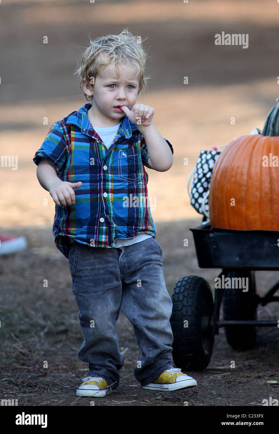 Dashel Pierce Nicole Sullivan takes her two sons Beckett Edward Packham ...