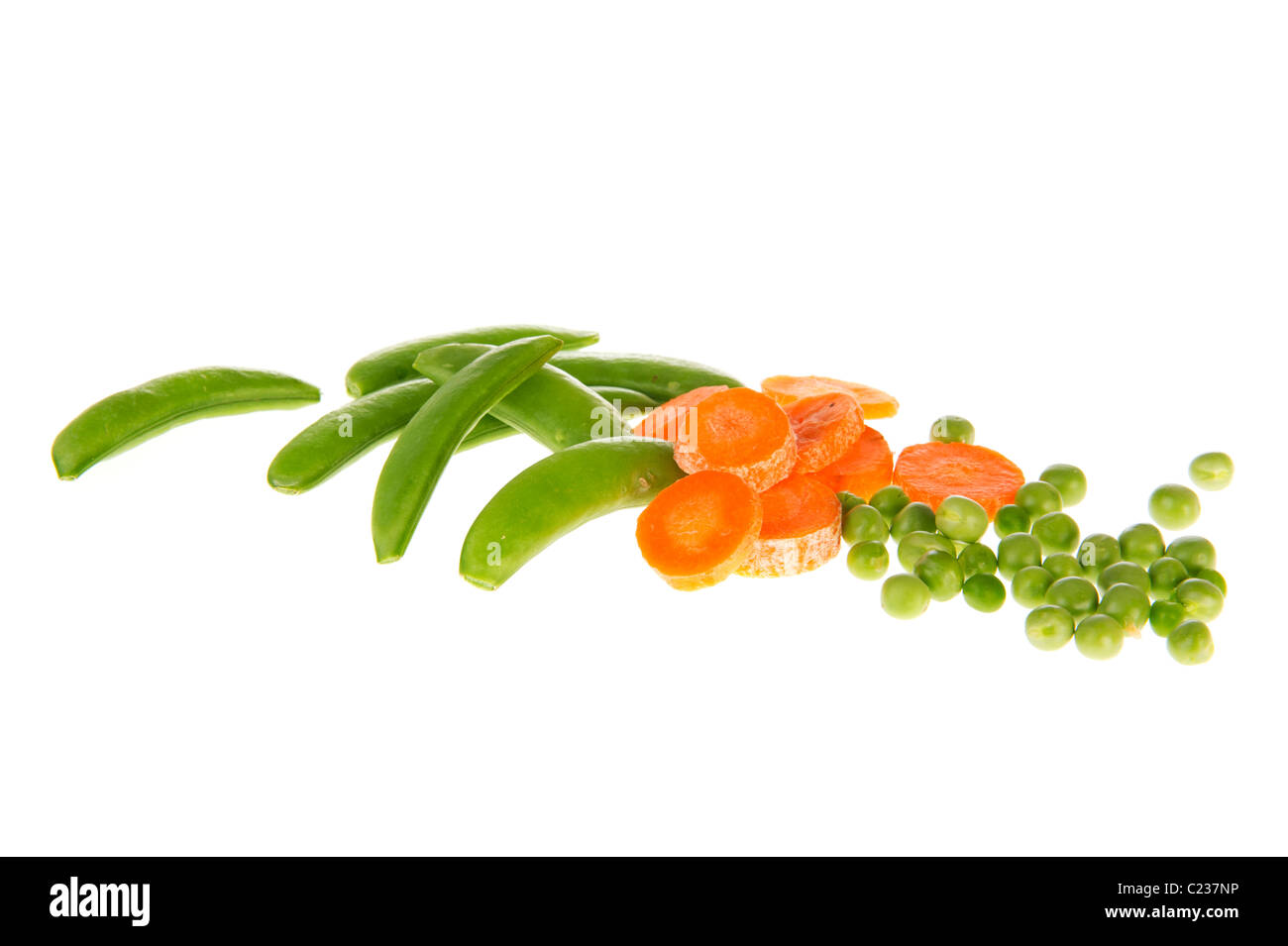 Fresh vegetables as sugar snaps green peas and slices carrottes Stock ...