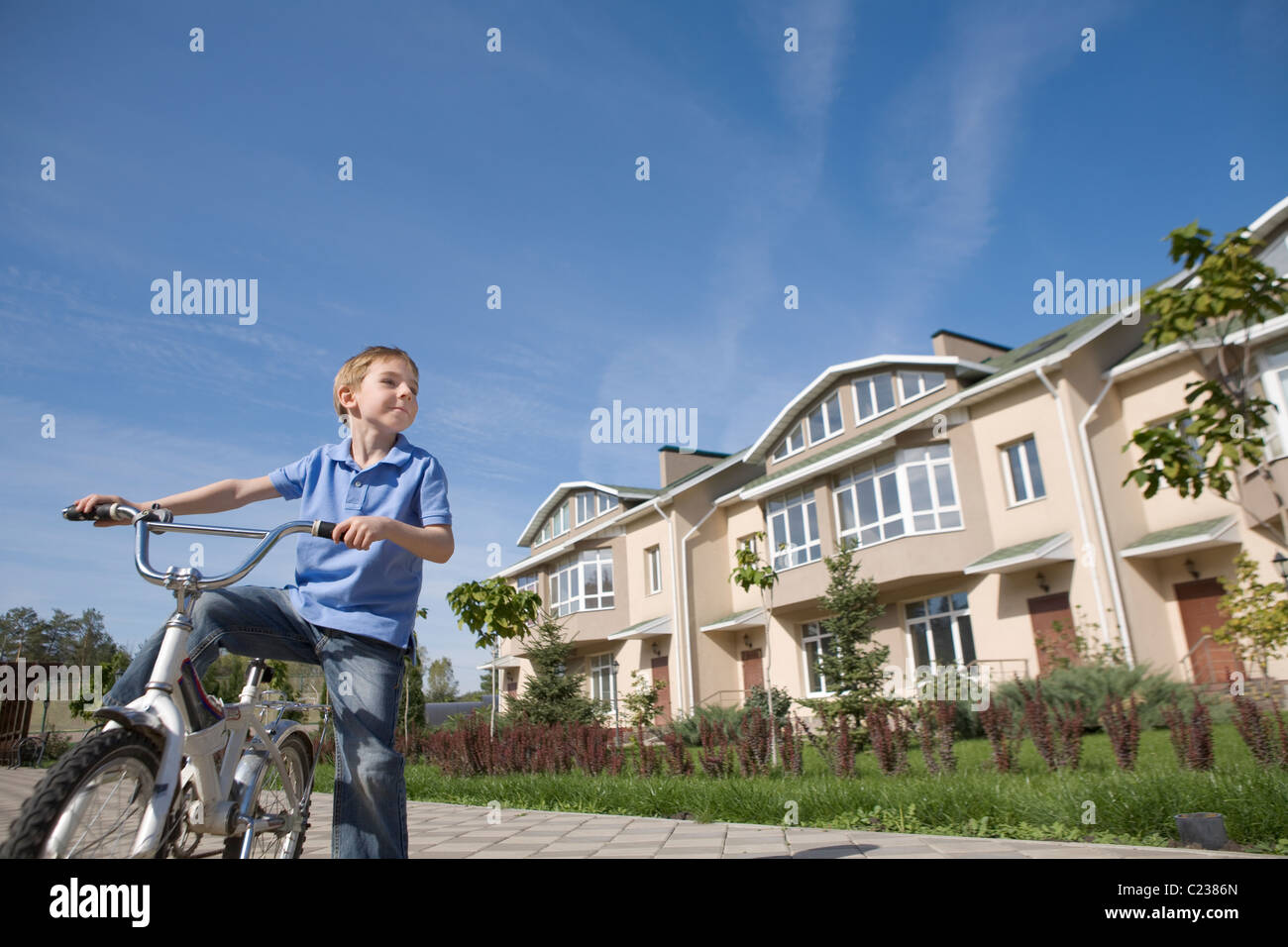 Footpath in new housing hi-res stock photography and images - Alamy