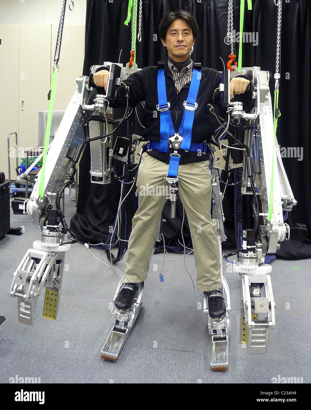 Dual arm power amplification robot hi-res stock photography and images ...