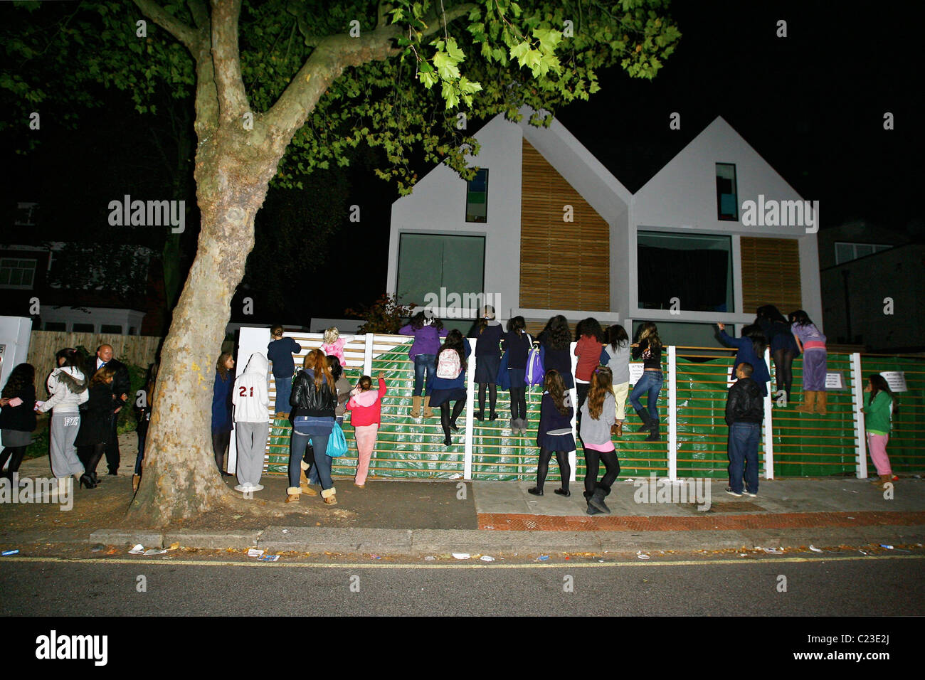 Paparazzi waiting outside house hi-res stock photography and images - Alamy